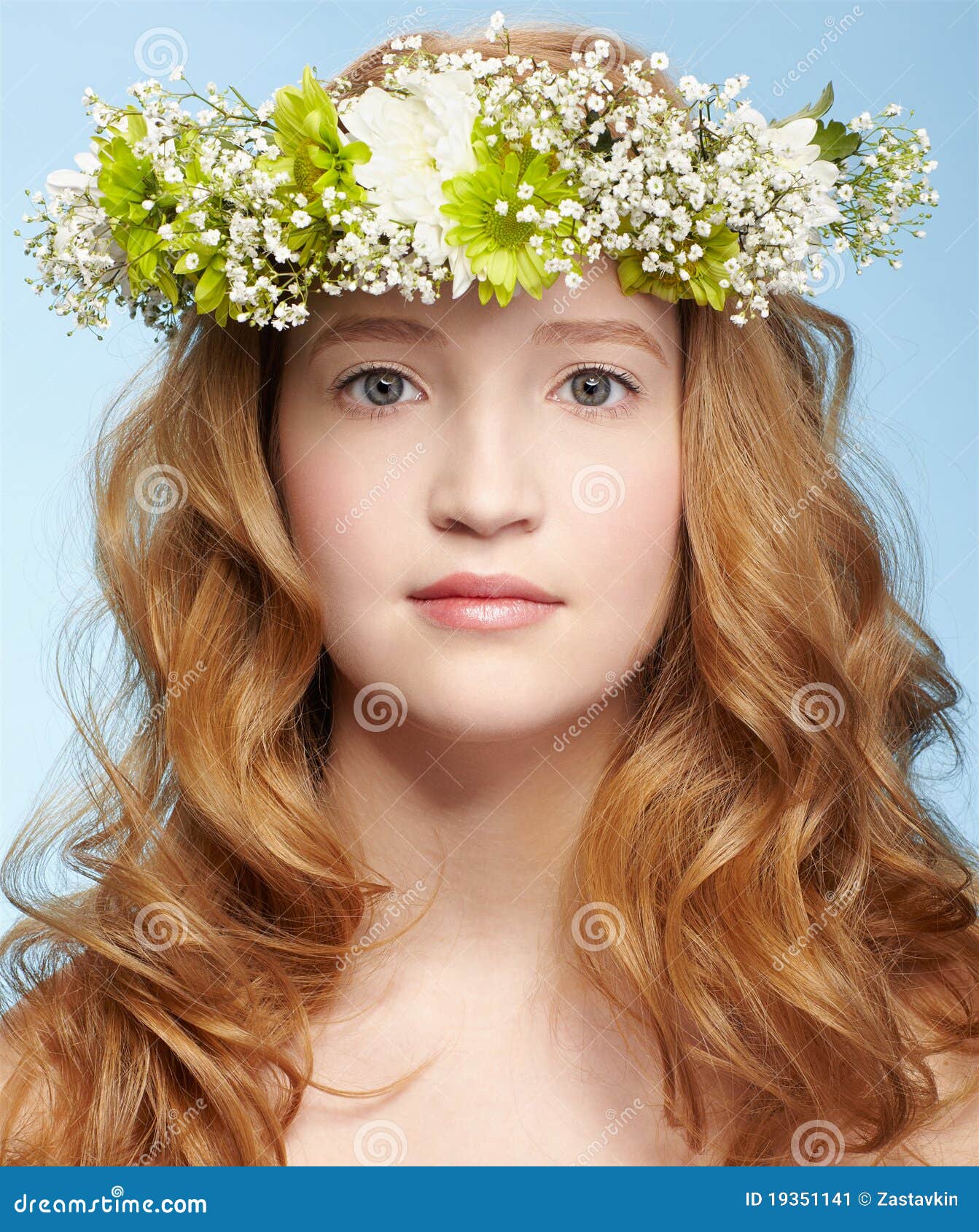 Belle fille rousse image stock. Image du nature, cheveu - 19351141