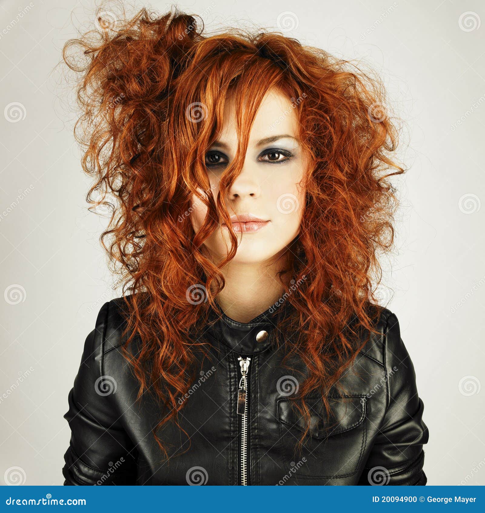 Belle fille rousse photo stock. Image du noir, attrayant - 20094900