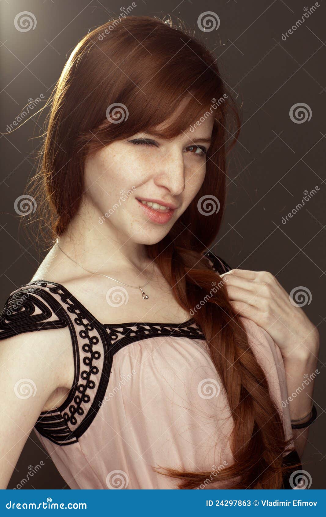 Belle fille rousse image stock. Image du épaule, caucasien - 24297863