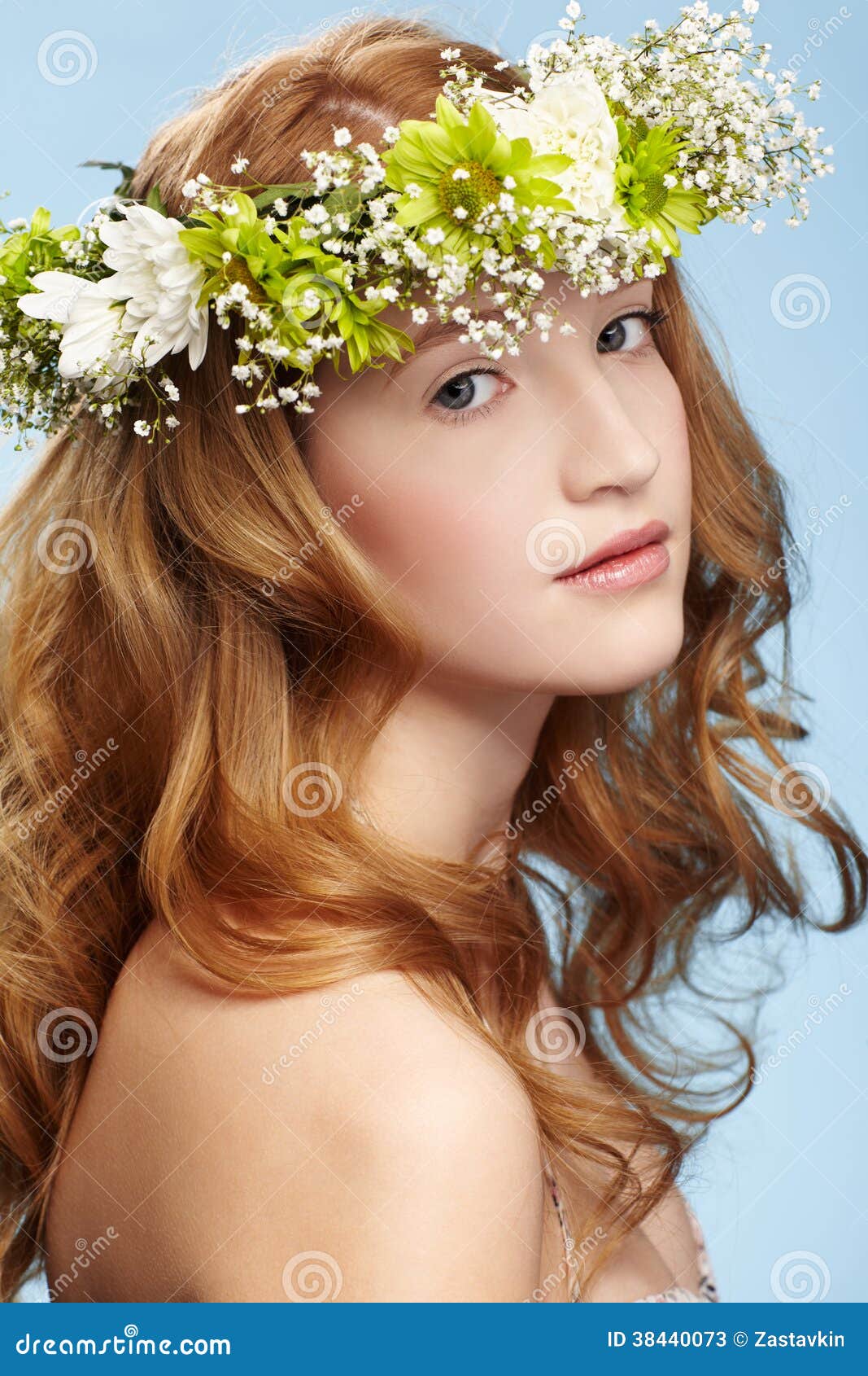 Belle fille rousse image stock. Image du beauté, assez - 38440073