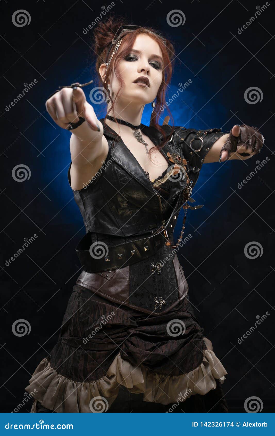 Belle Fille Rousse De Cosplayer Utilisant Un Costume De Style Victorien