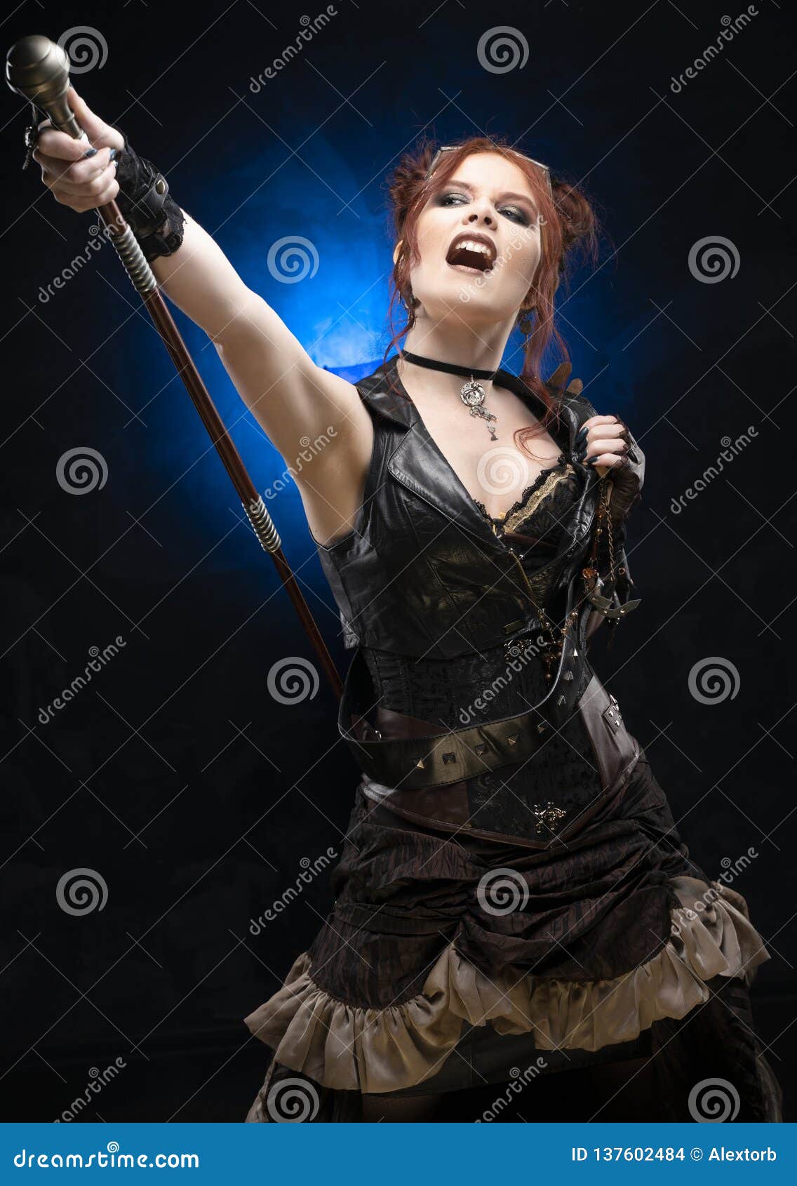 Belle Fille Rousse De Cosplayer Utilisant Un Costume De Style Victorien
