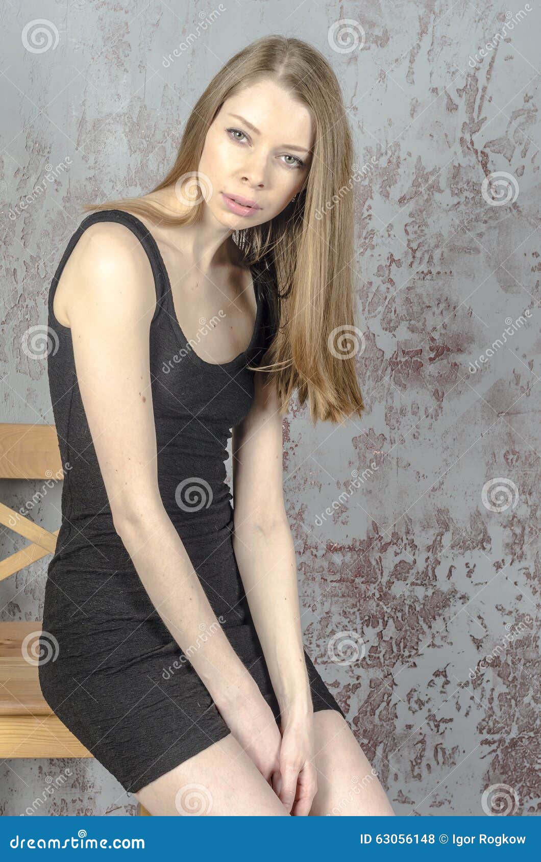 Belle Fille Rousse Mince Dans Une Mini Robe Noire Avec Une Chaise Photo ... Belle Fille Rousse Mince Dans Une Mini Robe Noire Avec Une Chaise Photo ...