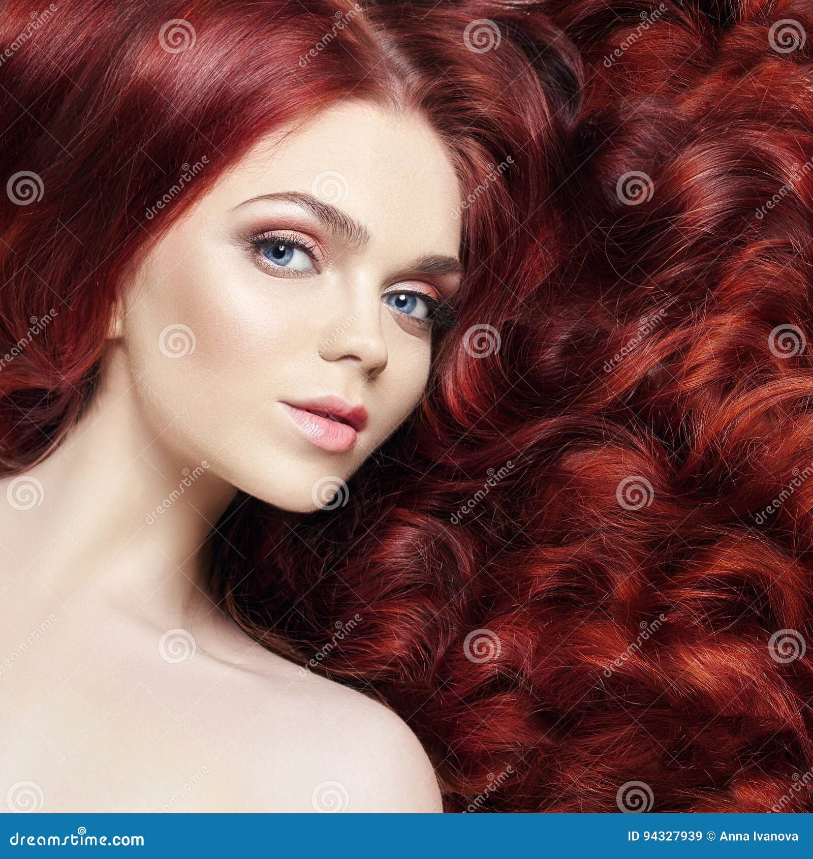 Belle Fille Rousse Nue Sexy Avec De Longs Cheveux Portrait Parfait De