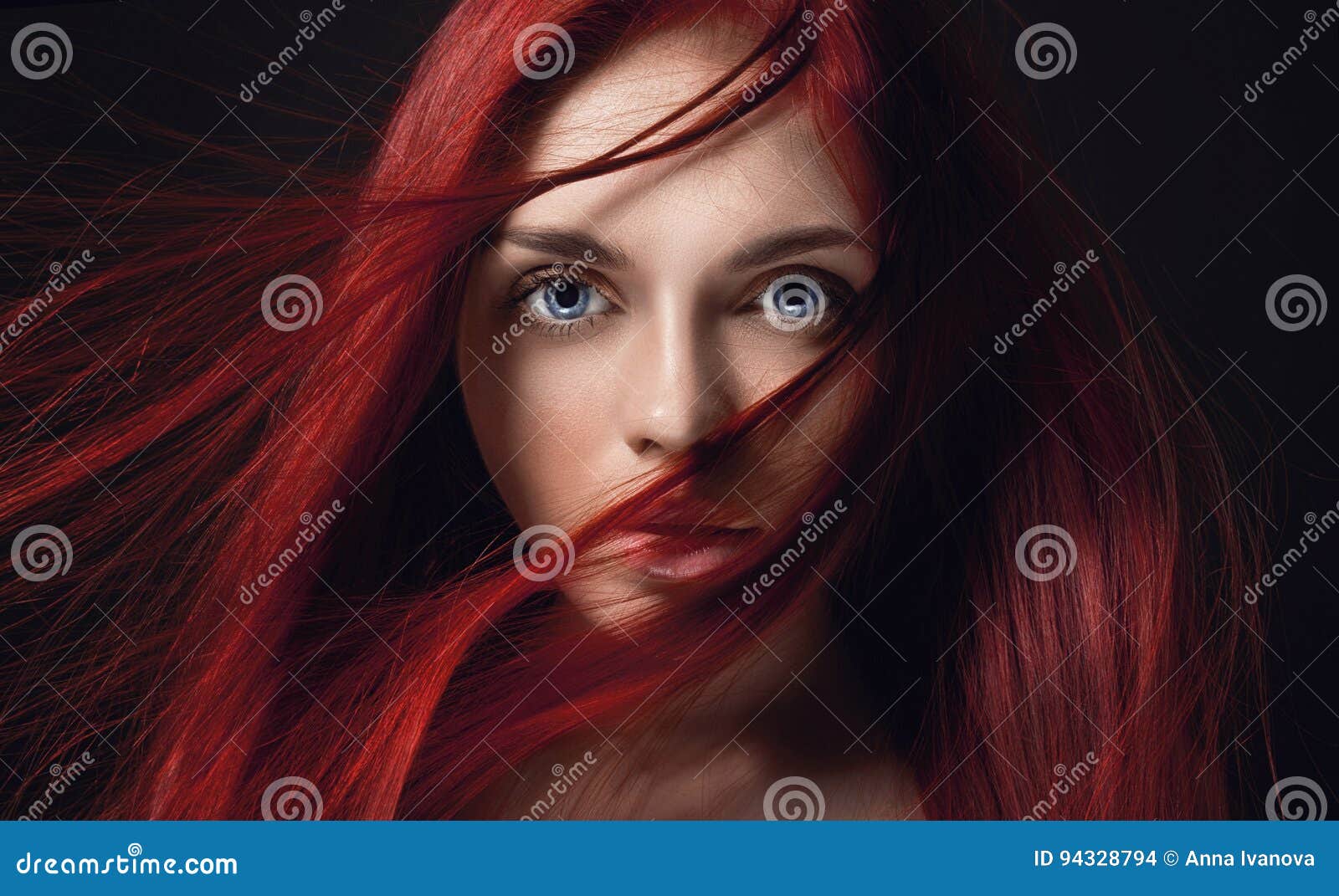 Belle Fille Rousse Sexy Avec De Longs Cheveux Portrait Parfait De Femme