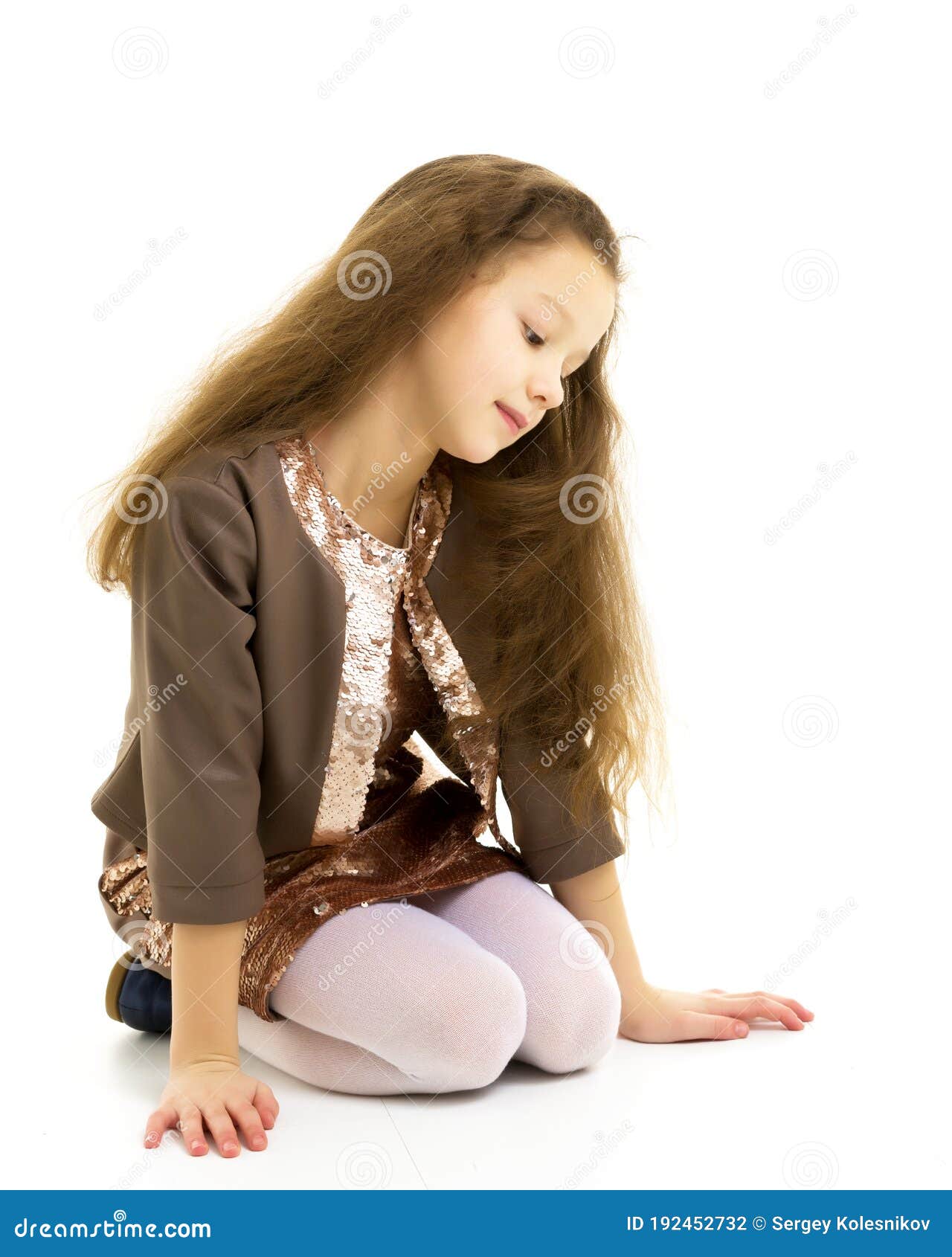 Belle Fille Réfléchie Assis Par Terre à Genoux Photo Stock Image Du Gens Robe 192452732