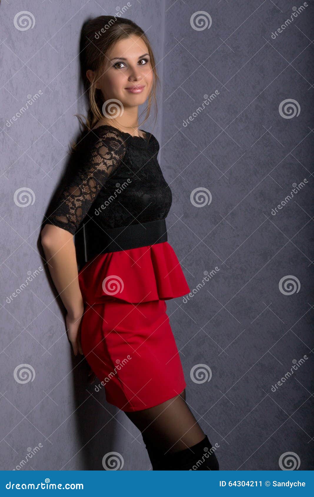 Belle Fille Sexy De Brune Dans La Jupe Courte Rouge Image Stock Image