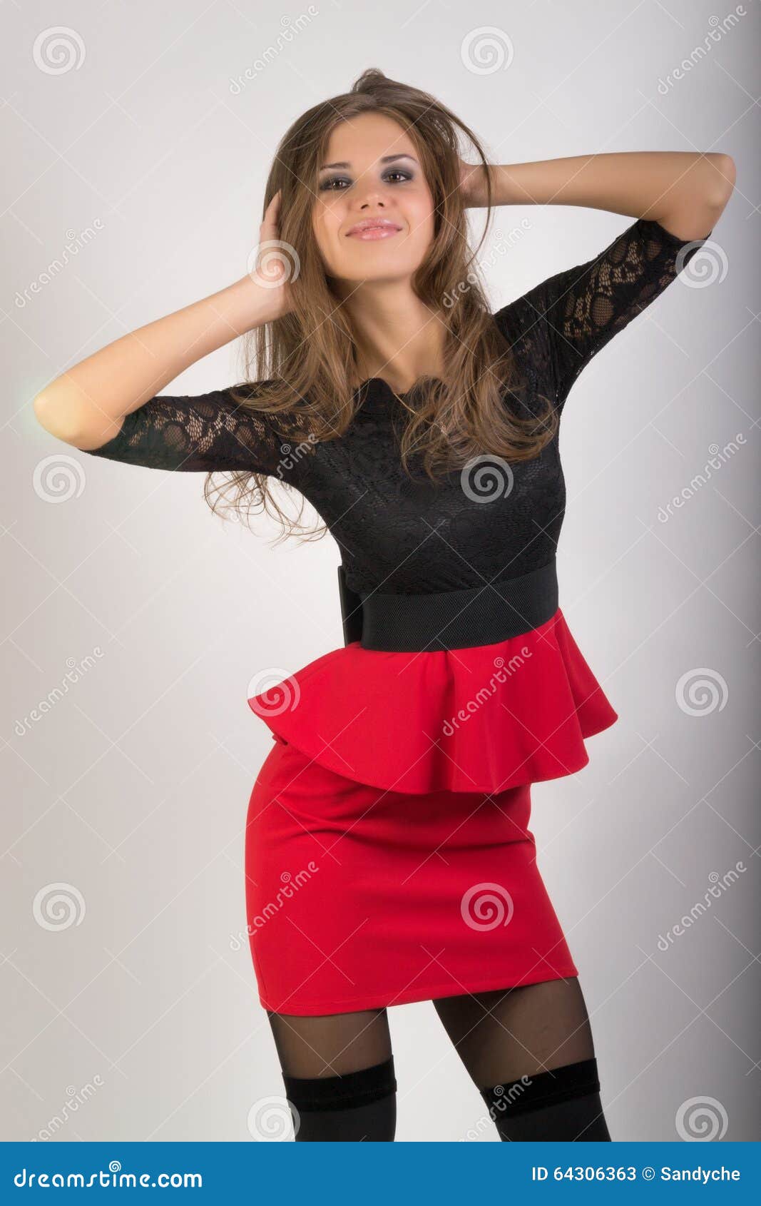 Belle Fille Sexy De Brune Dans La Jupe Courte Rouge Image Stock Image