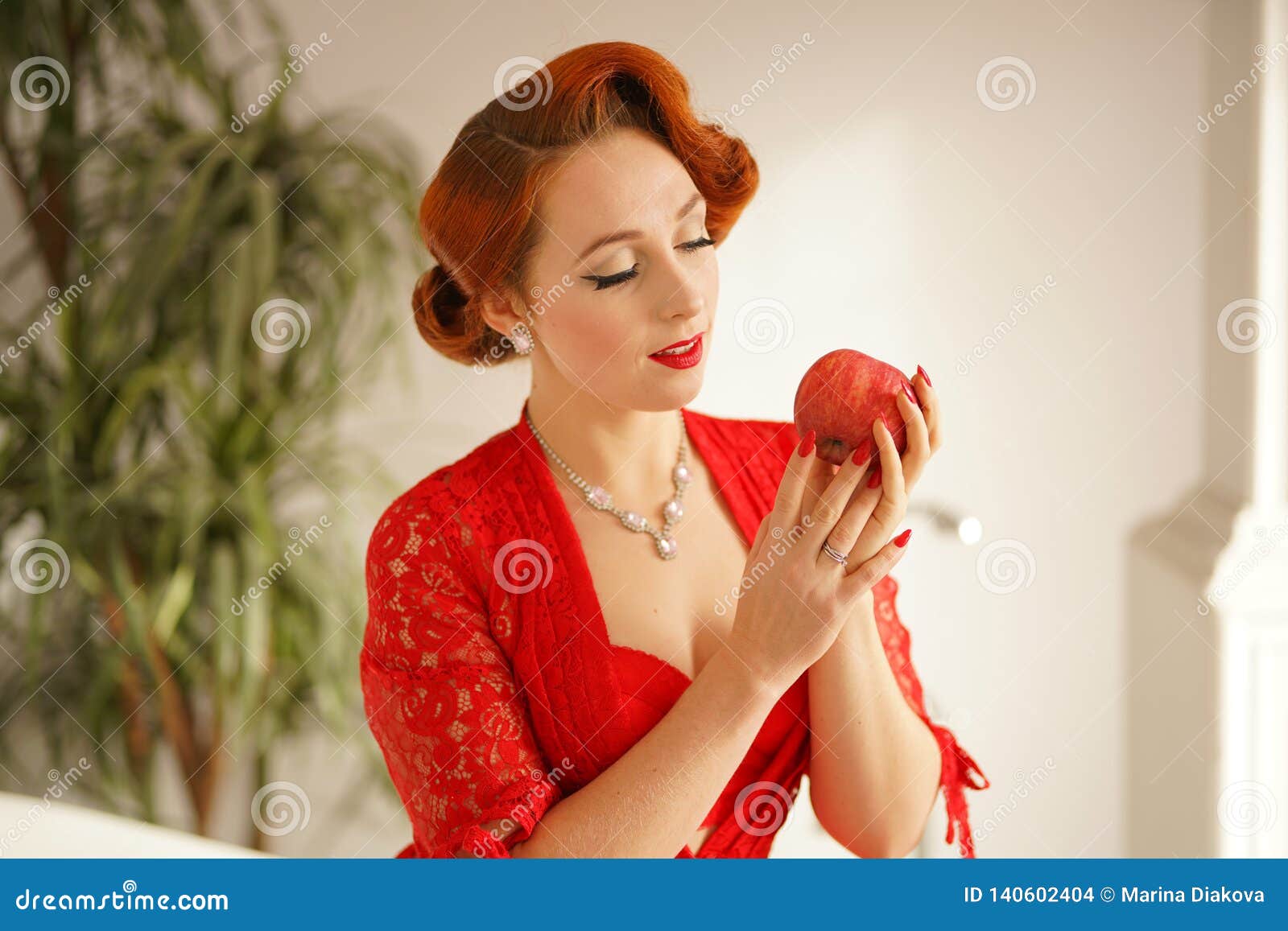 Belle Goupille Vers Le Haut De Fille Avec Les Cheveux Rouges Posant