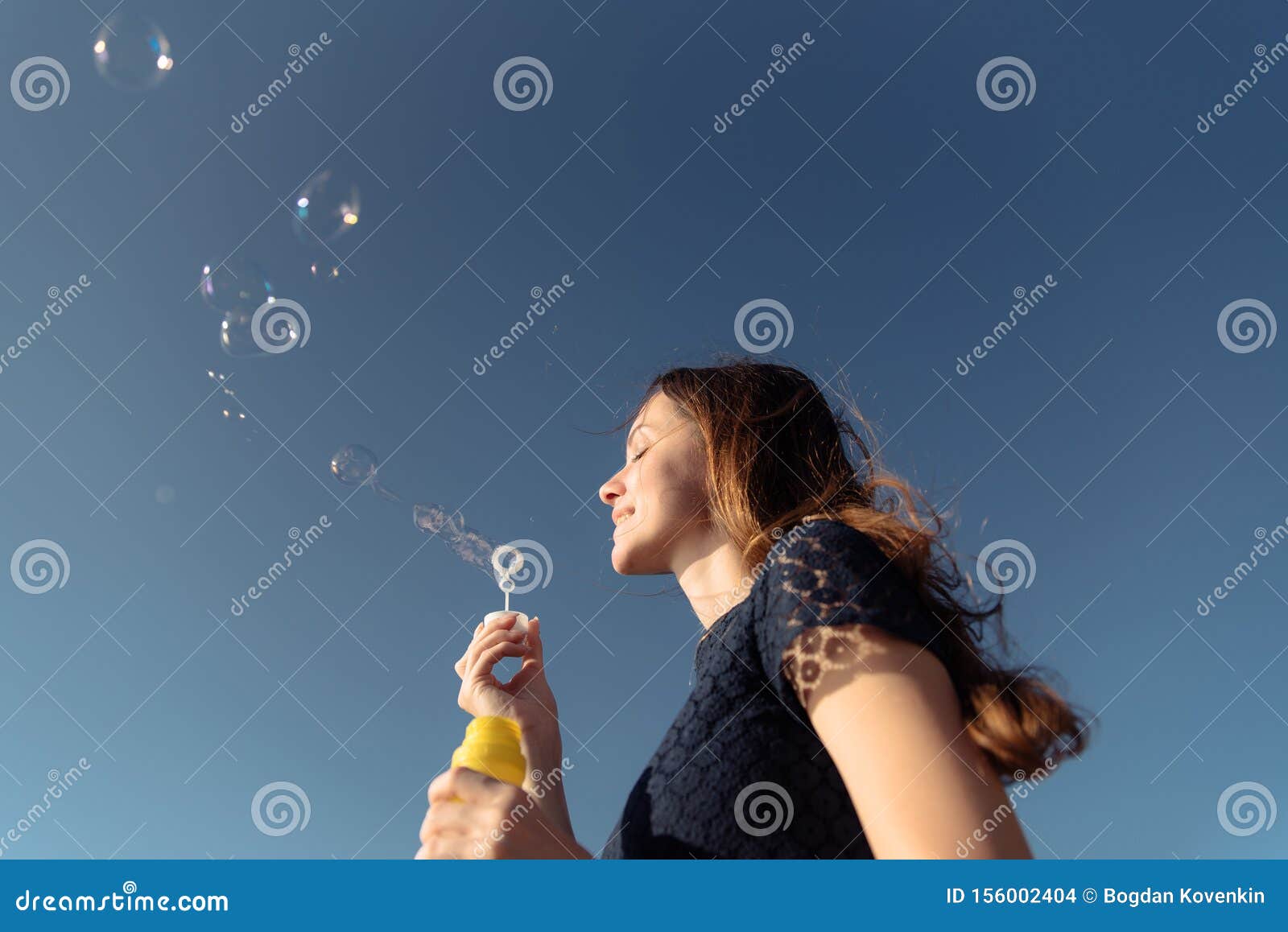 Belle Jeune Brune Brune Soufflant Des Bulles De Savon Dans Le Ciel