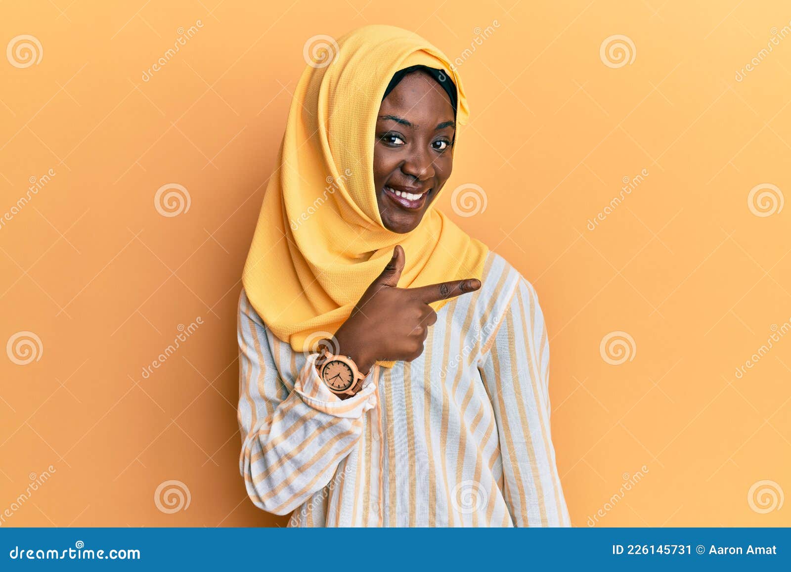 Belle Jeune Femme Africaine Portant Le Foulard Traditionnel Islamique