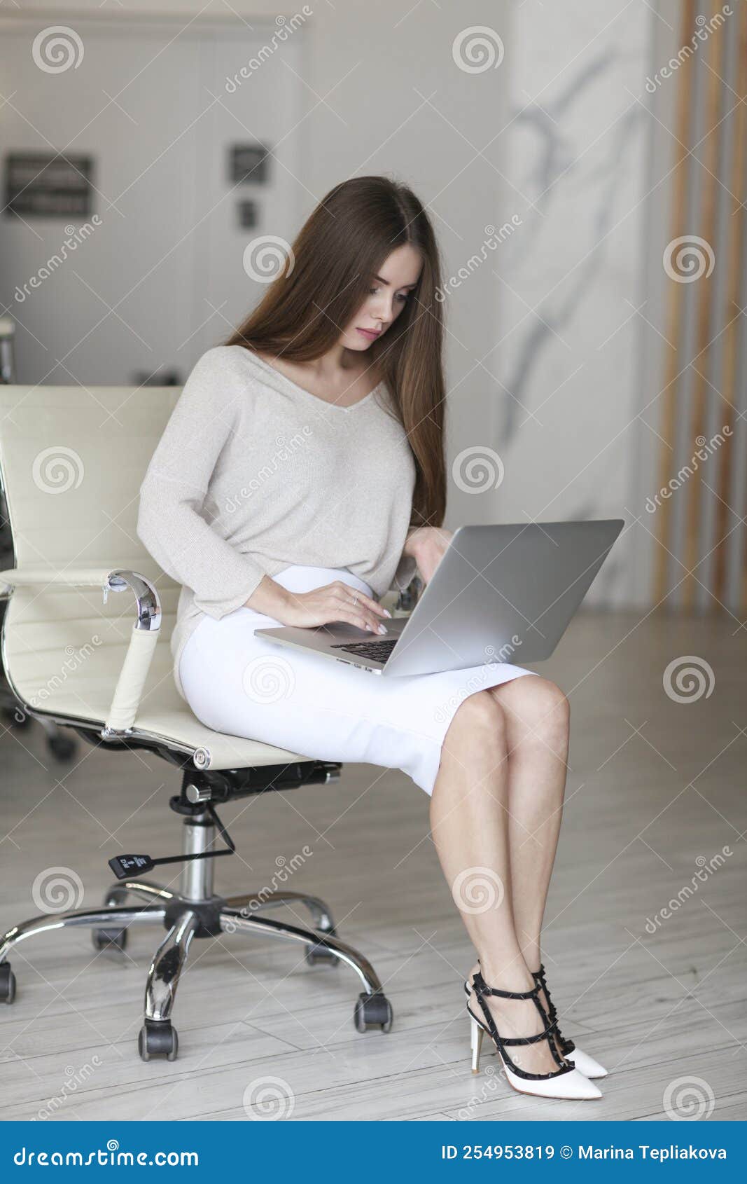 Belle Jeune Femme Assise Sur Une Chaise Avec Ordinateur Portable Image
