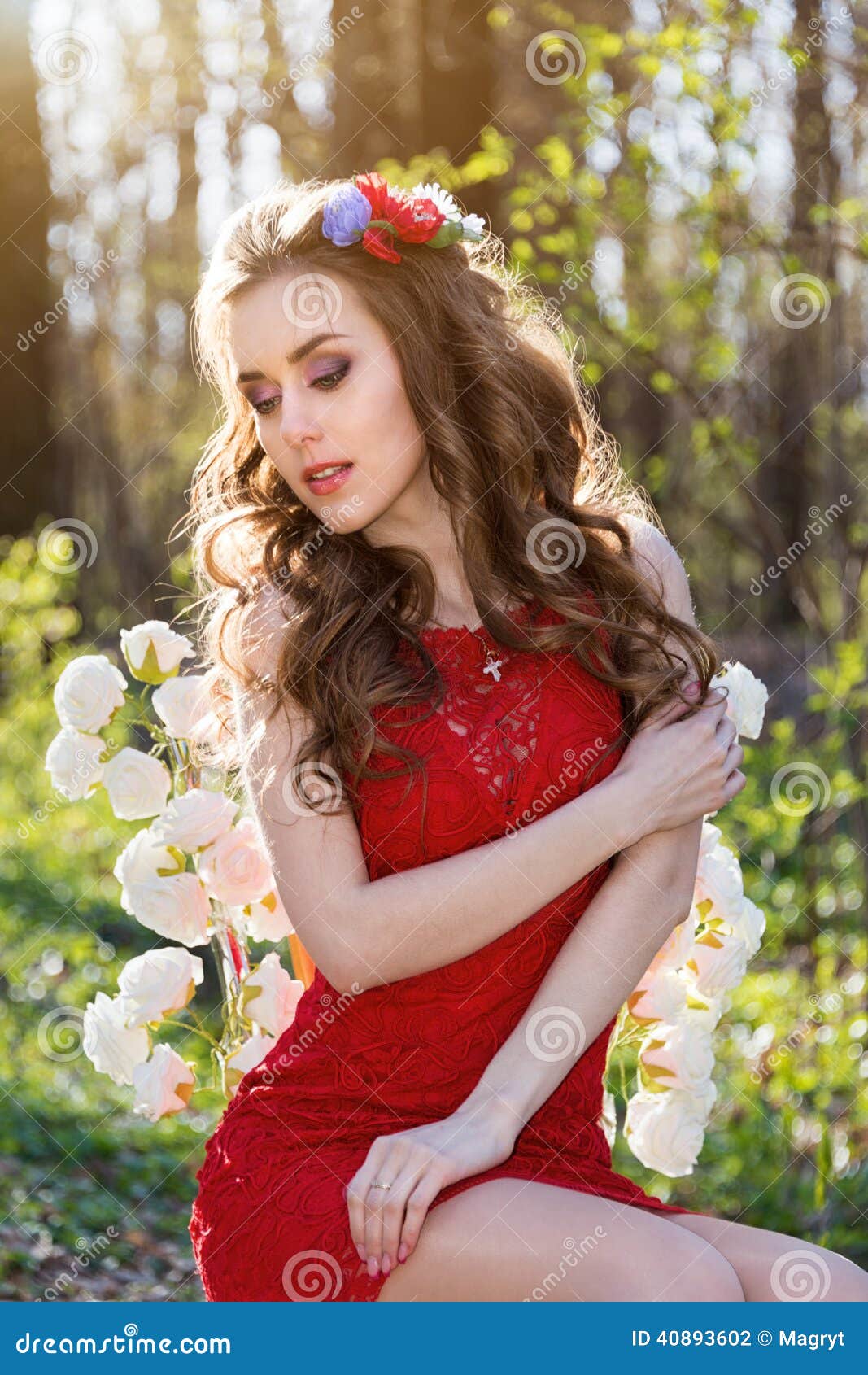 Belle Jeune Femme Avec Des Fleurs Dans Ses Cheveux Dans Les Bois Photo