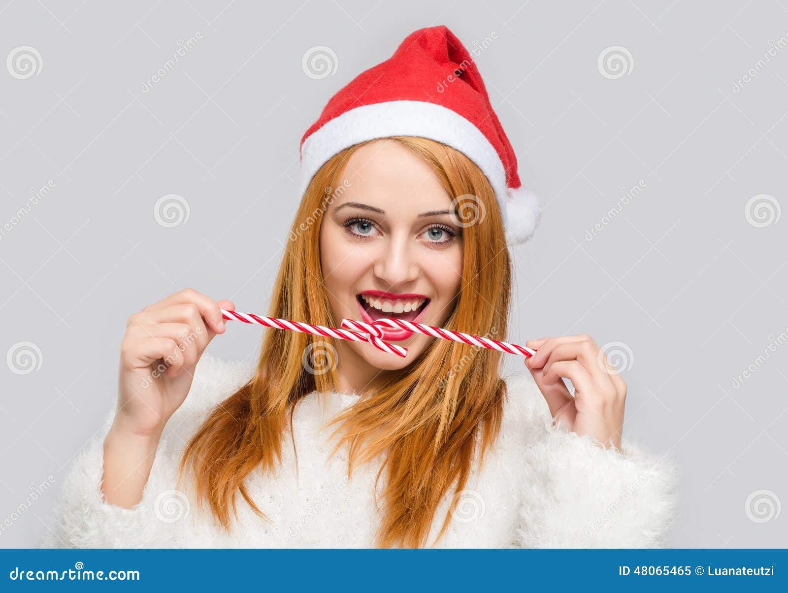 Belle Jeune Femme Avec Le Chapeau De Santa Souriant Tenant Une Canne De