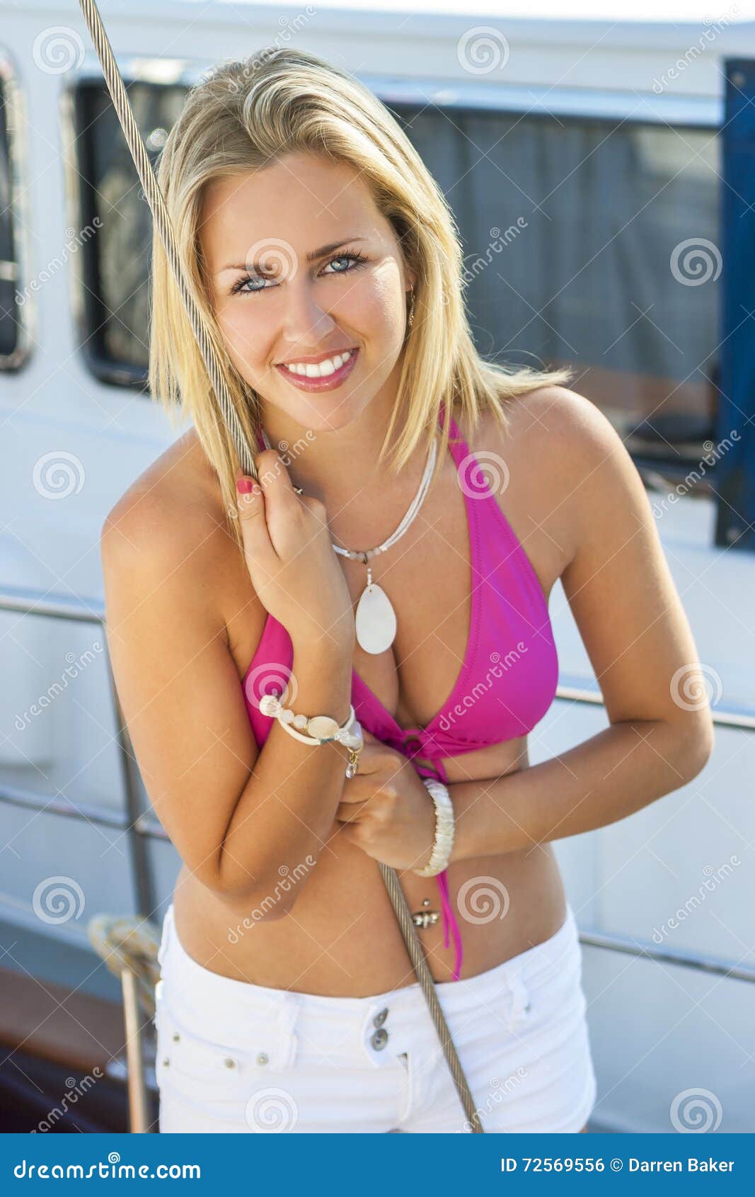 Belle Jeune Femme Blonde De Fille Sur Le Bateau Dans Le Bikini Photo ... Belle Jeune Femme Blonde De Fille Sur Le Bateau Dans Le Bikini Photo ...