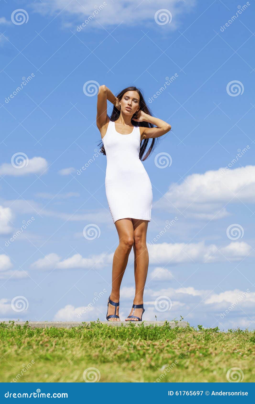 Belle Jeune Femme Dans La Robe Sexy Blanche Image Stock Image Du