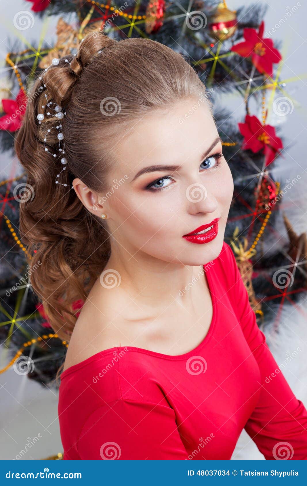 Belle Jeune Femme De Sourire Heureuse Sexy Dans La Robe De Soirée Avec