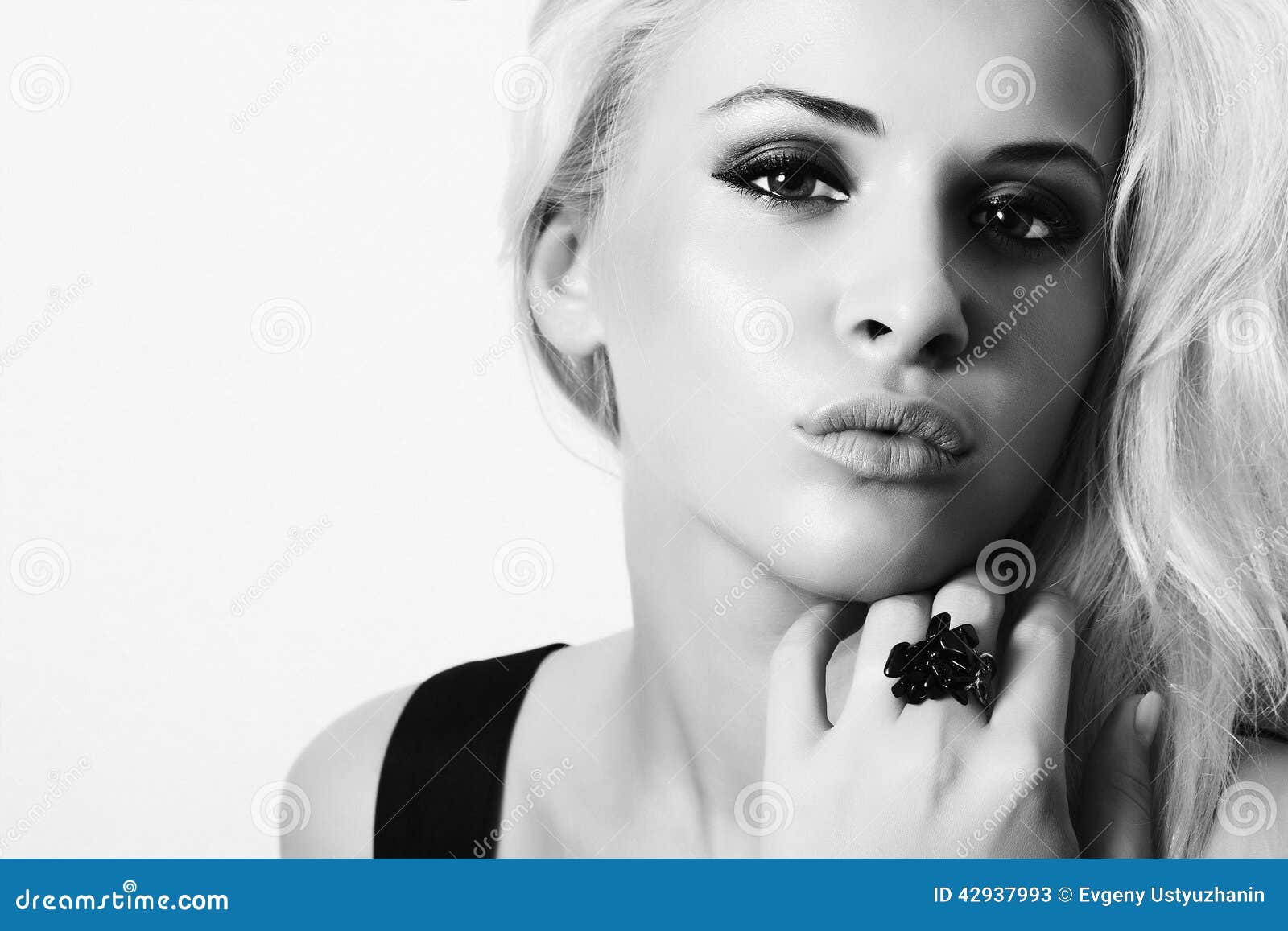 Belle Jeune Femme Fille Blonde Portrait De Monochrome Dart Image Stock