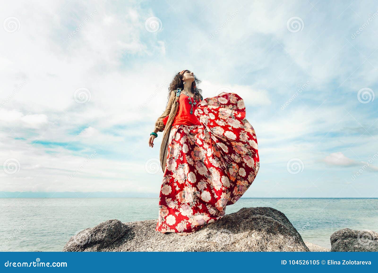 Belle Jeune Femme Gitane De Style Dehors Image stock - Image du rituel, normal: 104526105