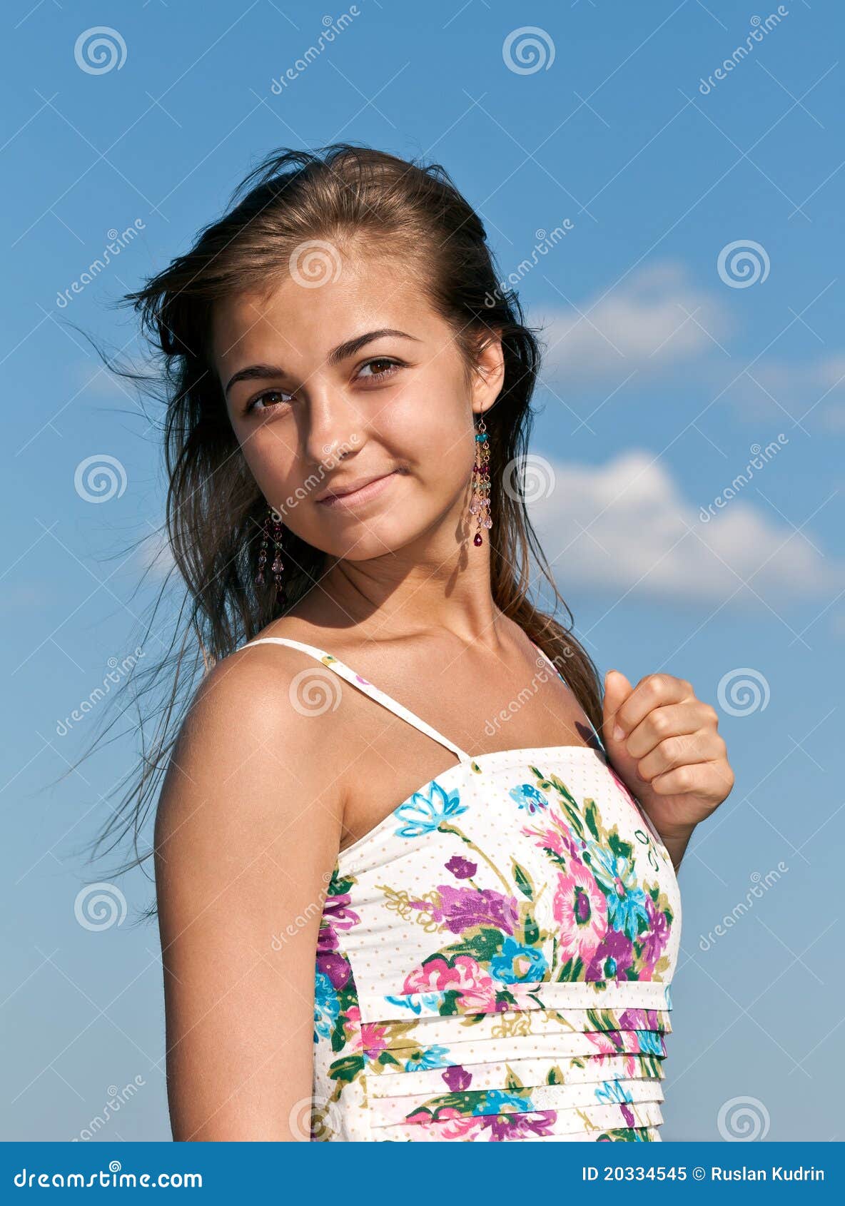 Belle jeune fille image stock. Image du fille, femme - 20334545