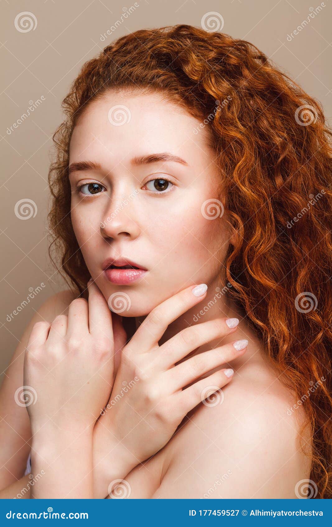 Belle Jeune Fille Avec De Longs Regards Rouges De Cheveux Bouclés à La