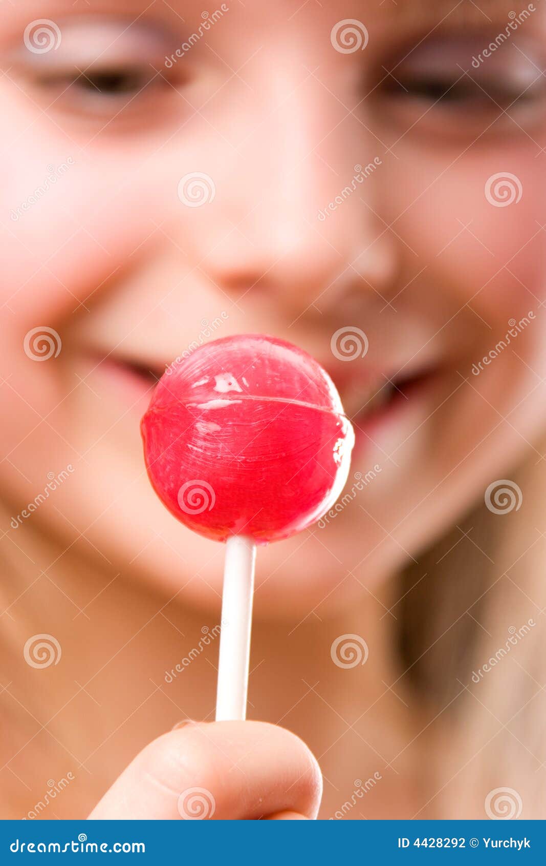 Belle Jeune Fille Avec La Sucrerie De Rouge De Lucette Photo Stock