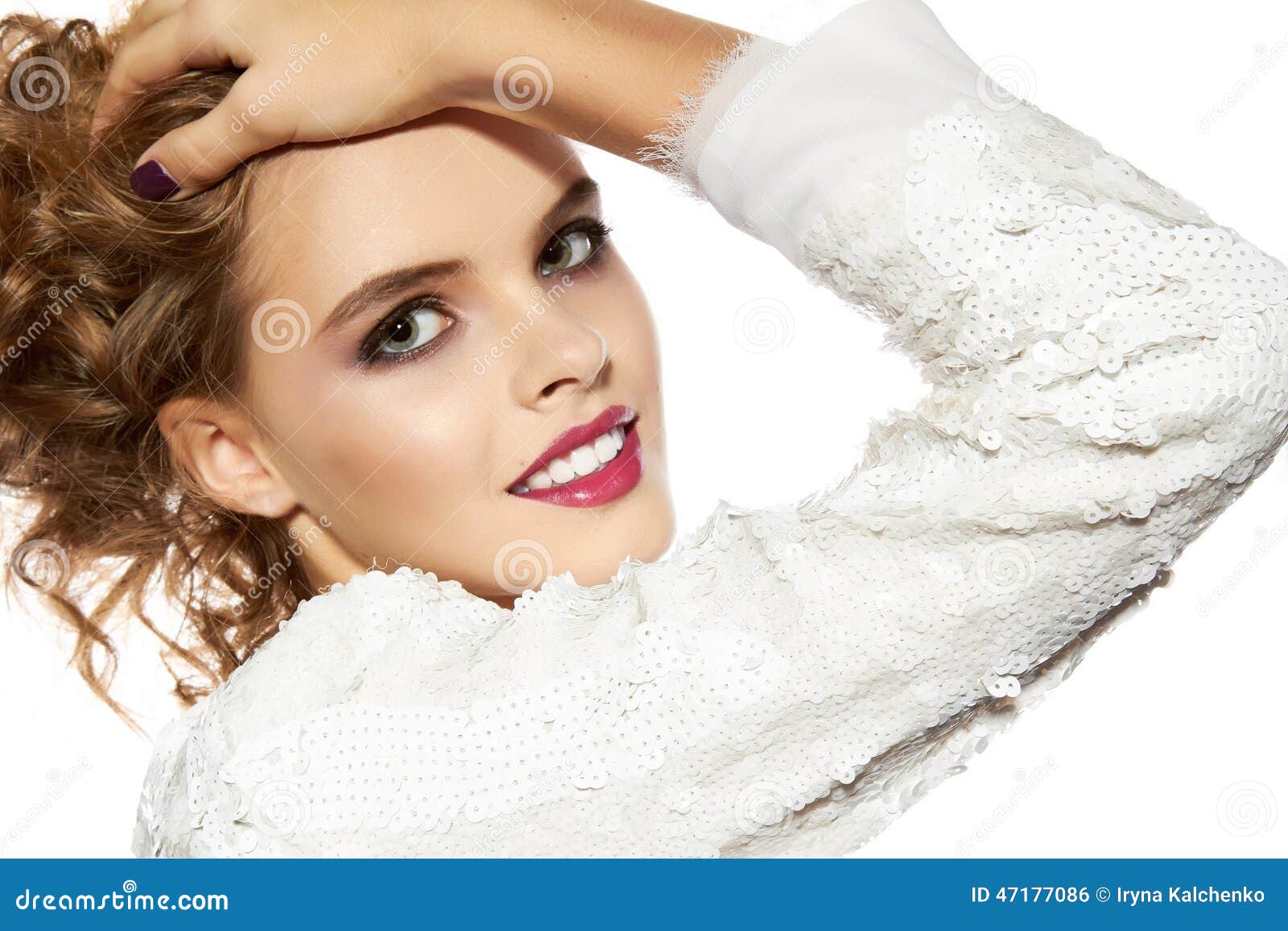 Belle Jeune Fille Avec Le Joli Sourire De Maquillage Parfait De Soirée