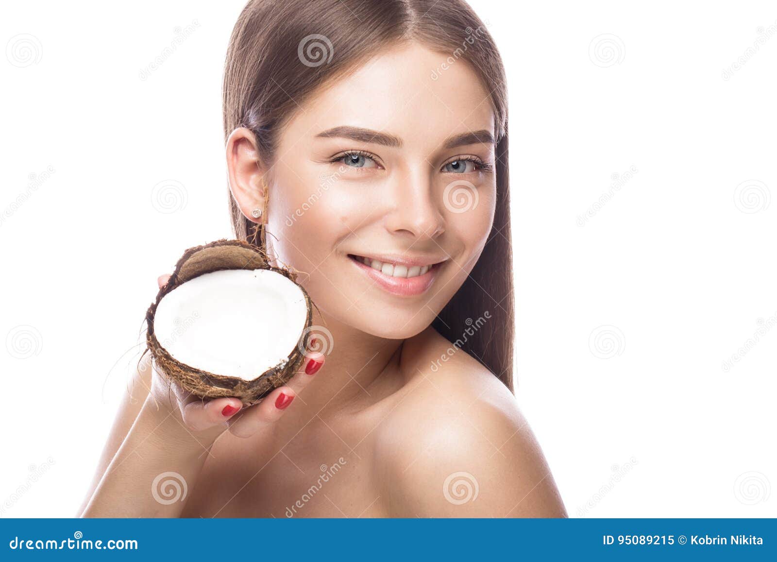 Belle Jeune Fille Avec Un Maquillage Naturel Léger Et Peau Parfaite