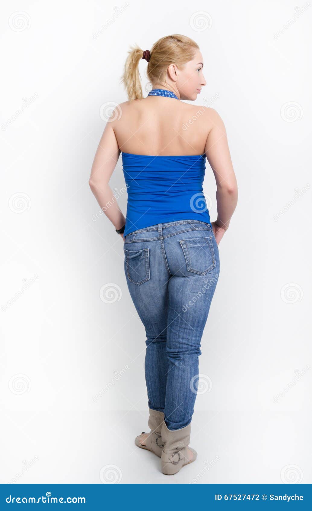 Belle Jeune Fille Blonde Aux Longues Jambes Dans Jeans Et Une Chemise