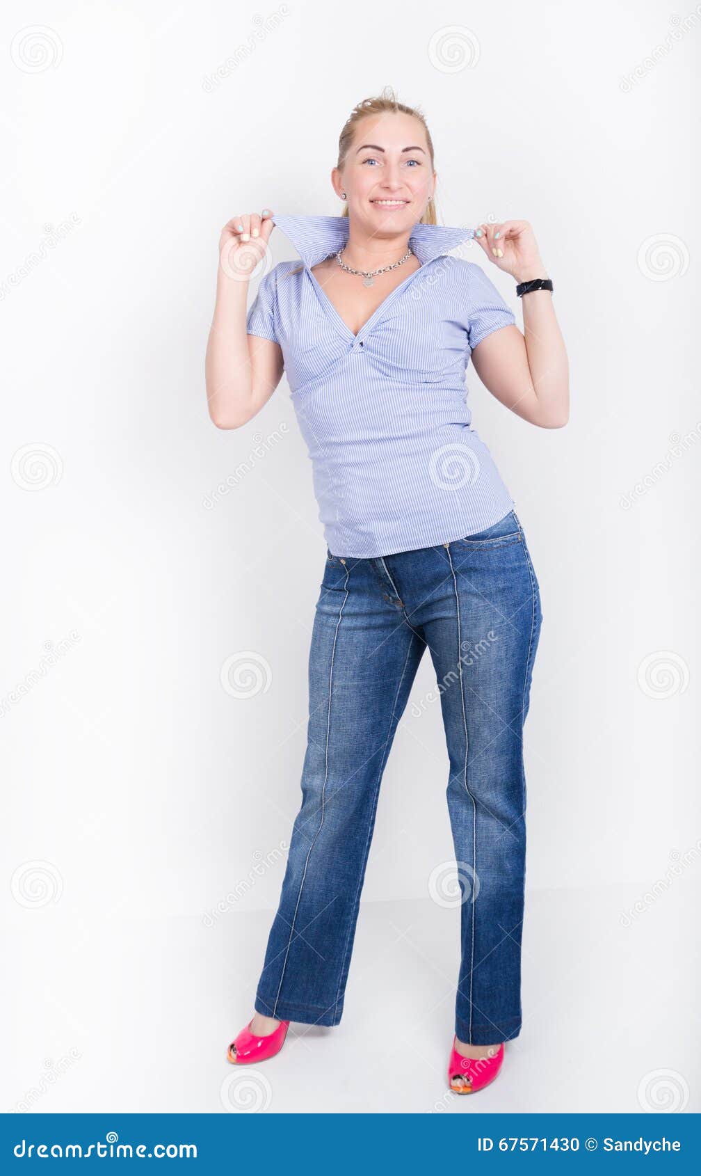 Belle Jeune Fille Blonde Aux Longues Jambes Dans Jeans Et Une Chemise