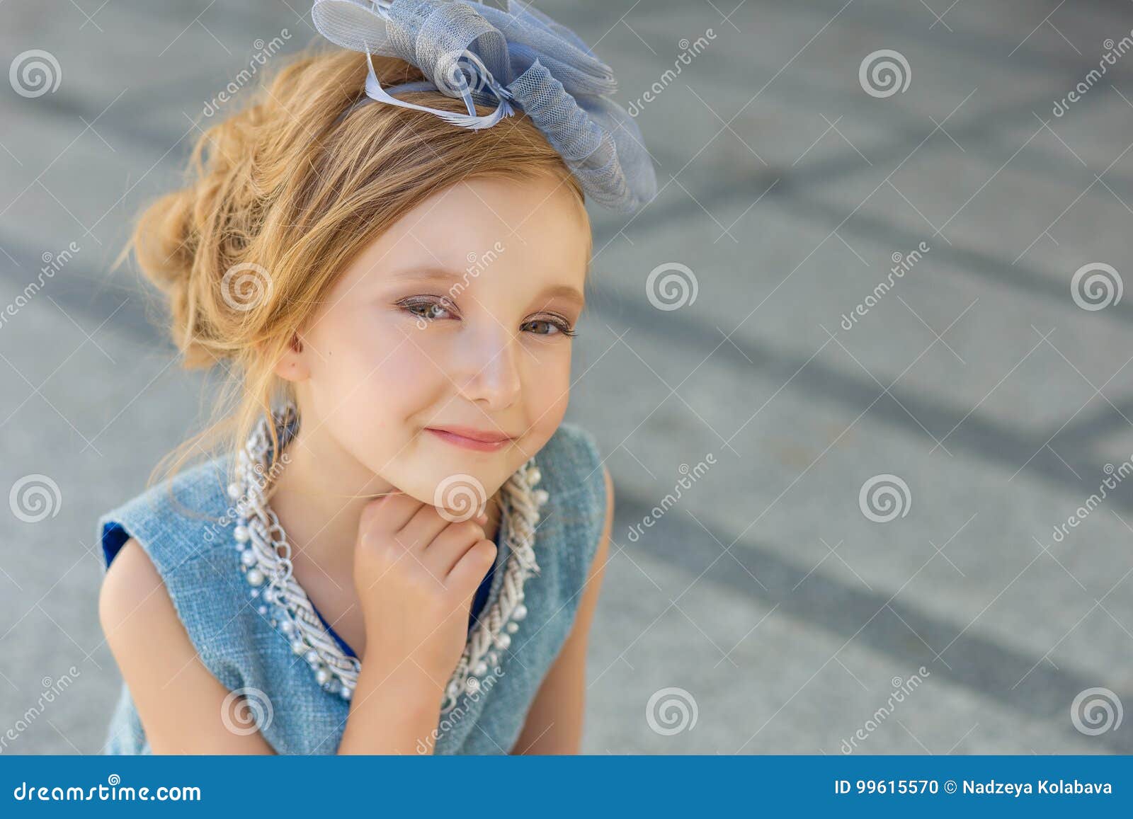 Belle Jeune Fille Dans La Pose De Robe De Vintage Photo Stock Image