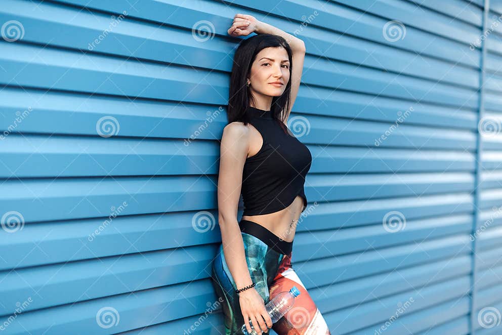 Belle Jeune Fille De Brune De Forme Physique Dans Le Dessus Et Les