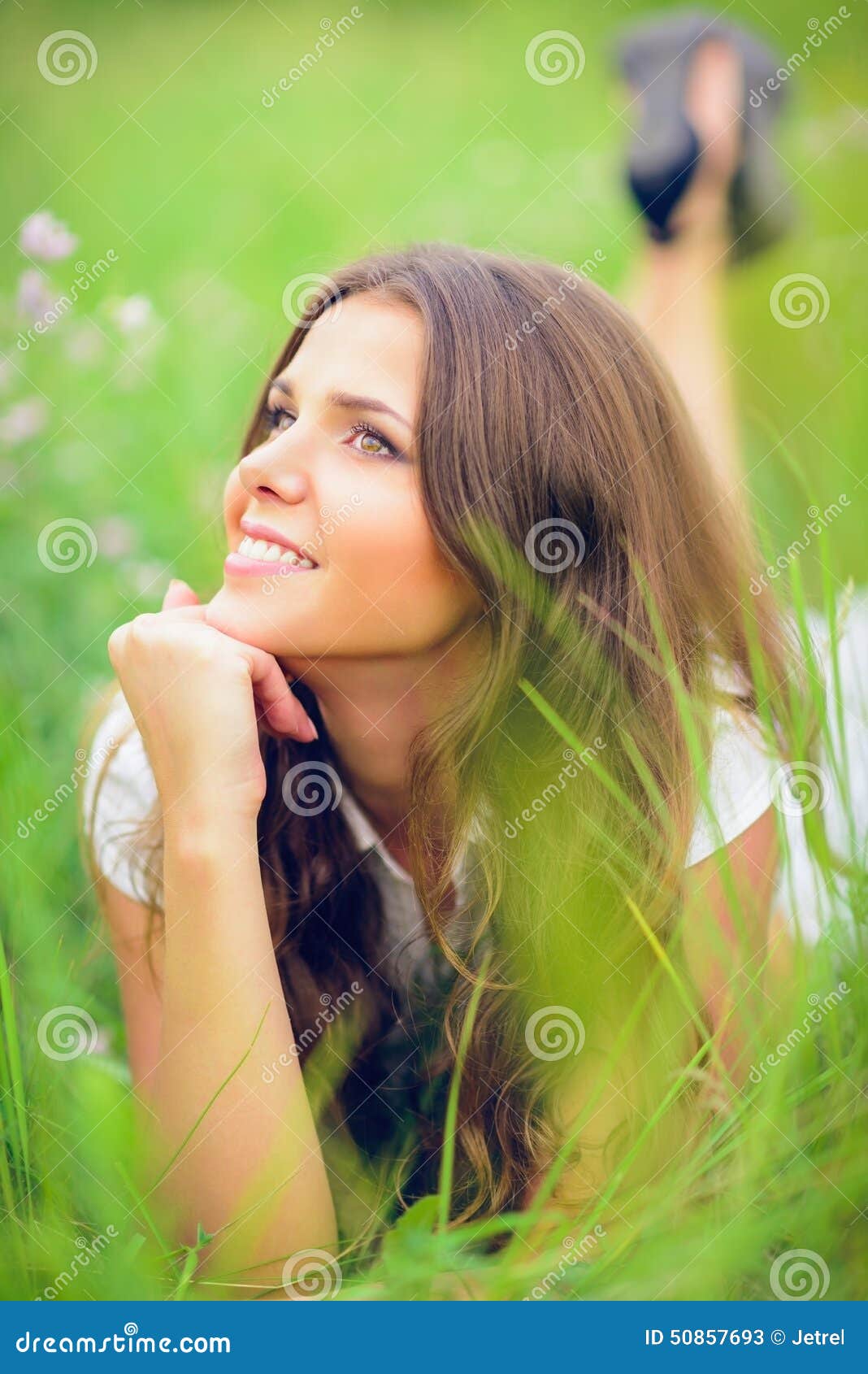 Belle Jeune Fille De Sourire Heureuse Se Trouvant Parmi Lherbe Et Les