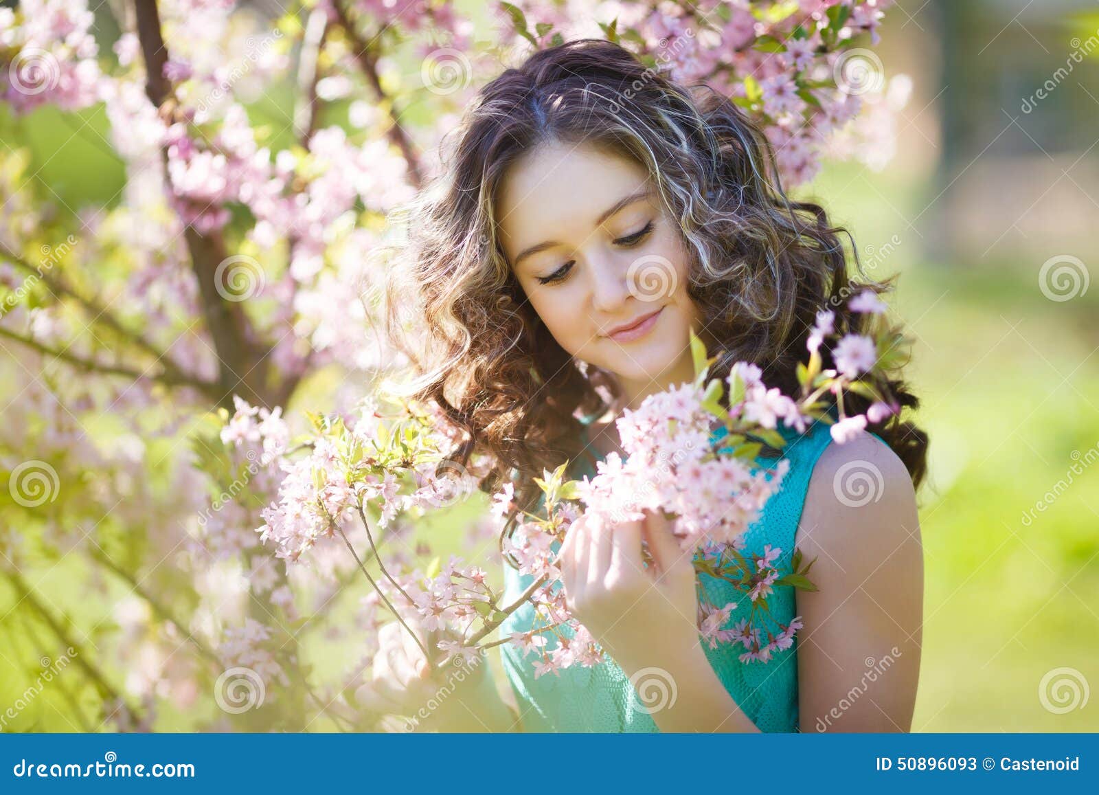 Belle Jeune Fille En Fleurs Image stock - Image du visage, caucasien ...