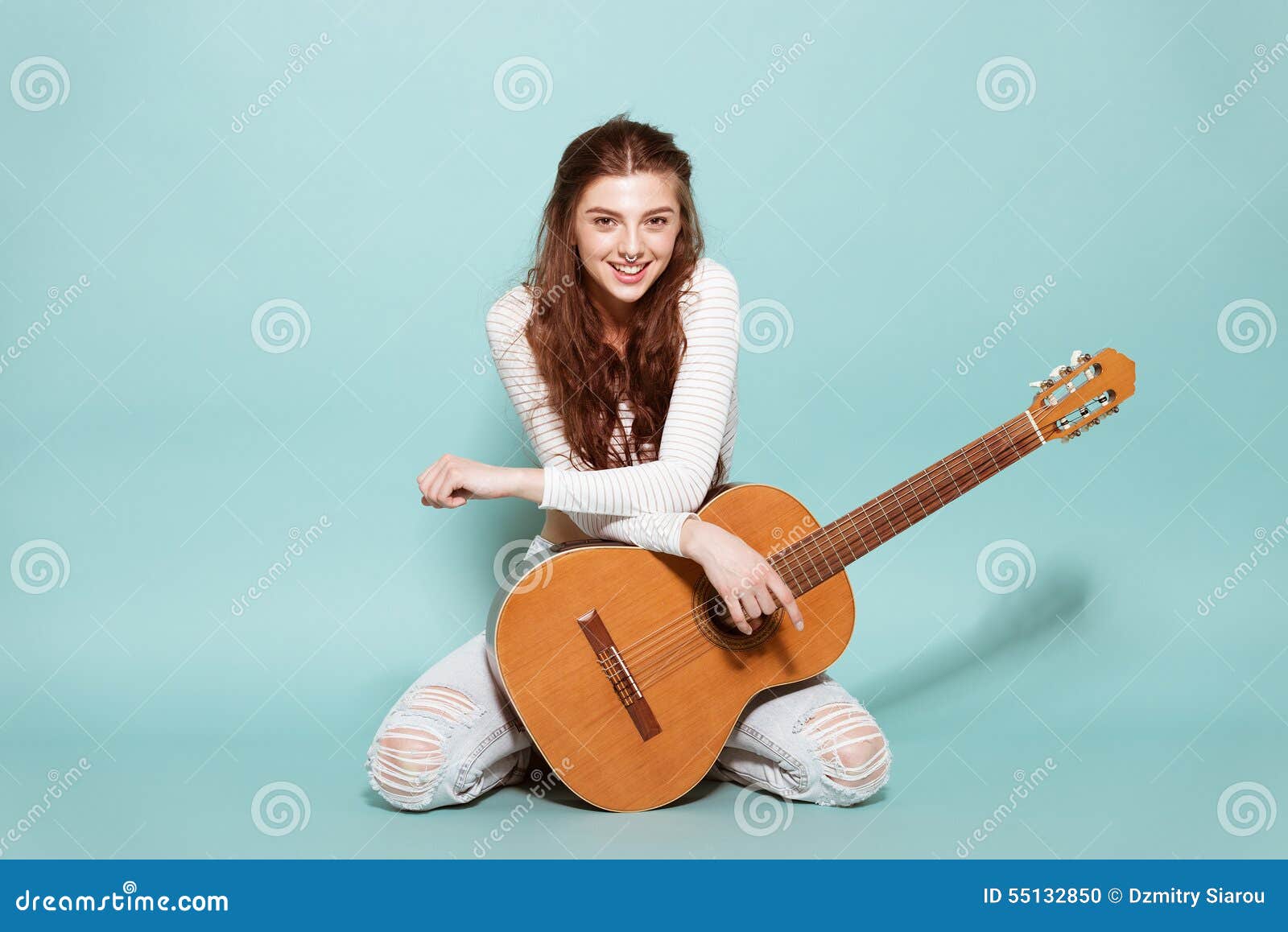 Belle Jeune Fille Posant Avec La Guitare Photo Stock Image Du