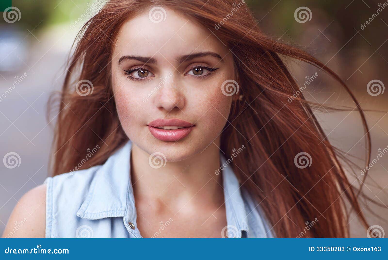Belle jeune fille rousse image stock. Image du visage - 33350203
