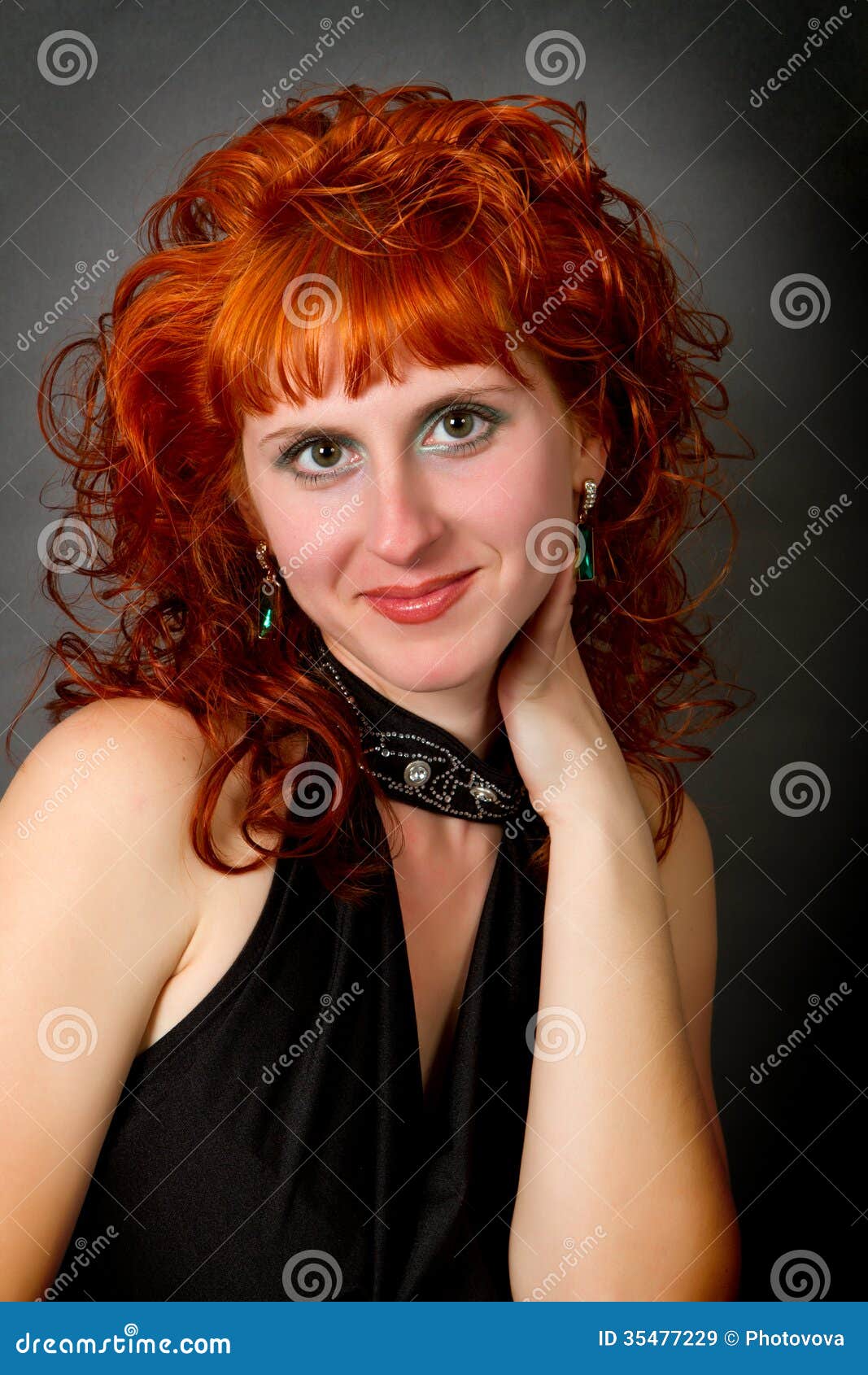 Belle jeune fille rousse image stock. Image du longtemps - 35477229
