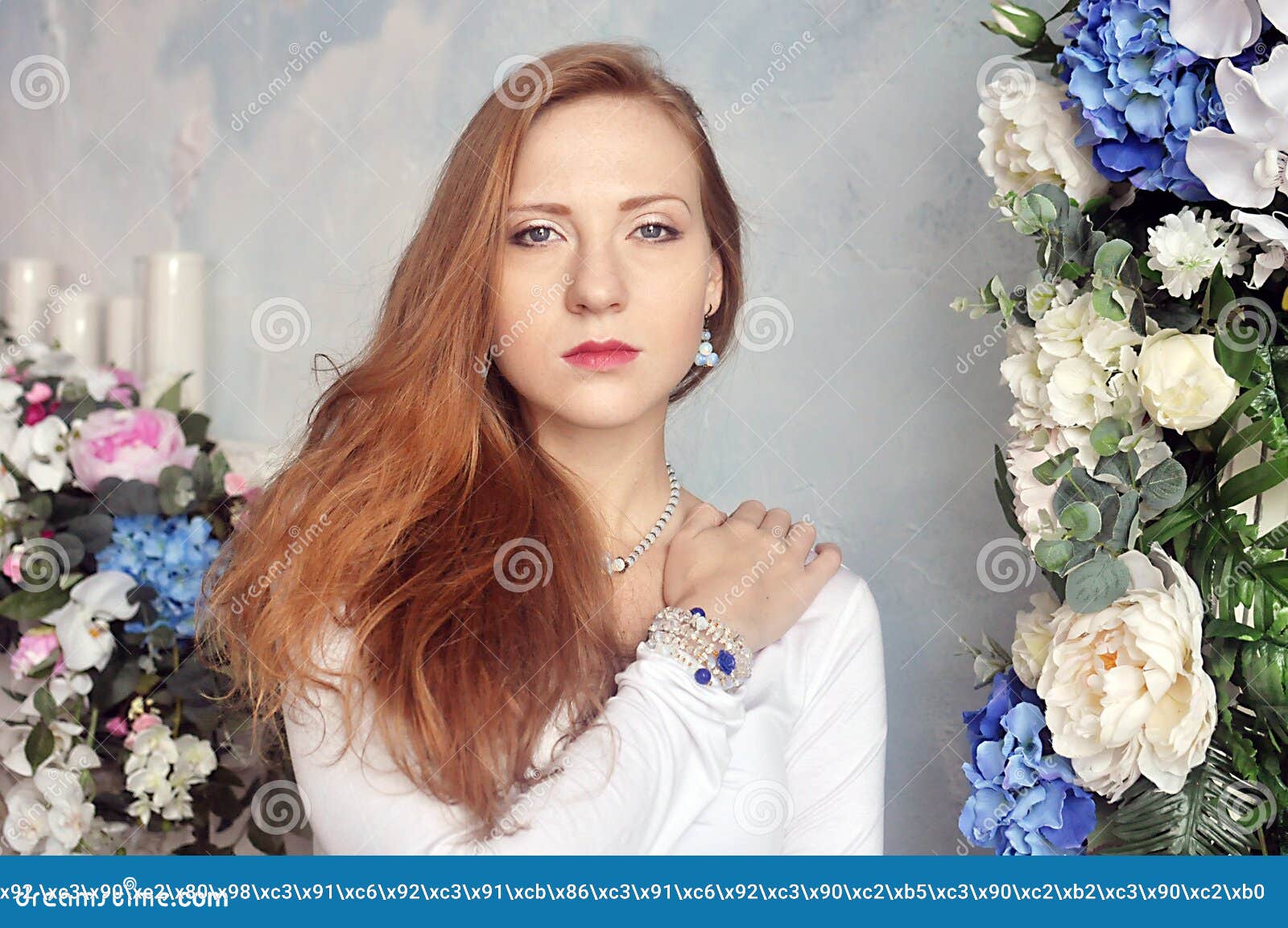 Belle jeune fille rousse image stock. Image du bijou - 88001367