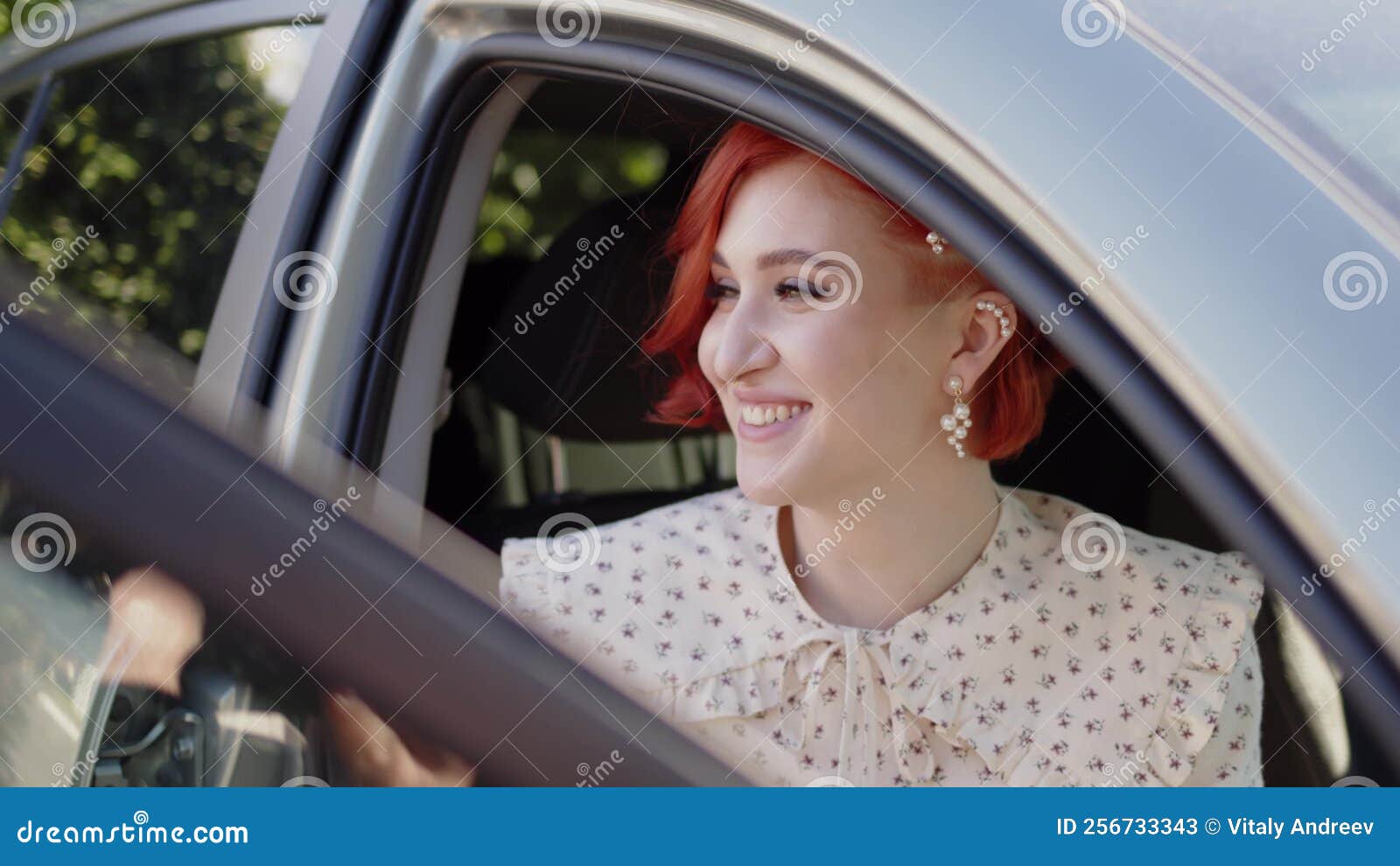 Belle Jeune Fille Rousse En Robe Blanche Sassoit Dans La Voiture Avec Une Porte De Passager