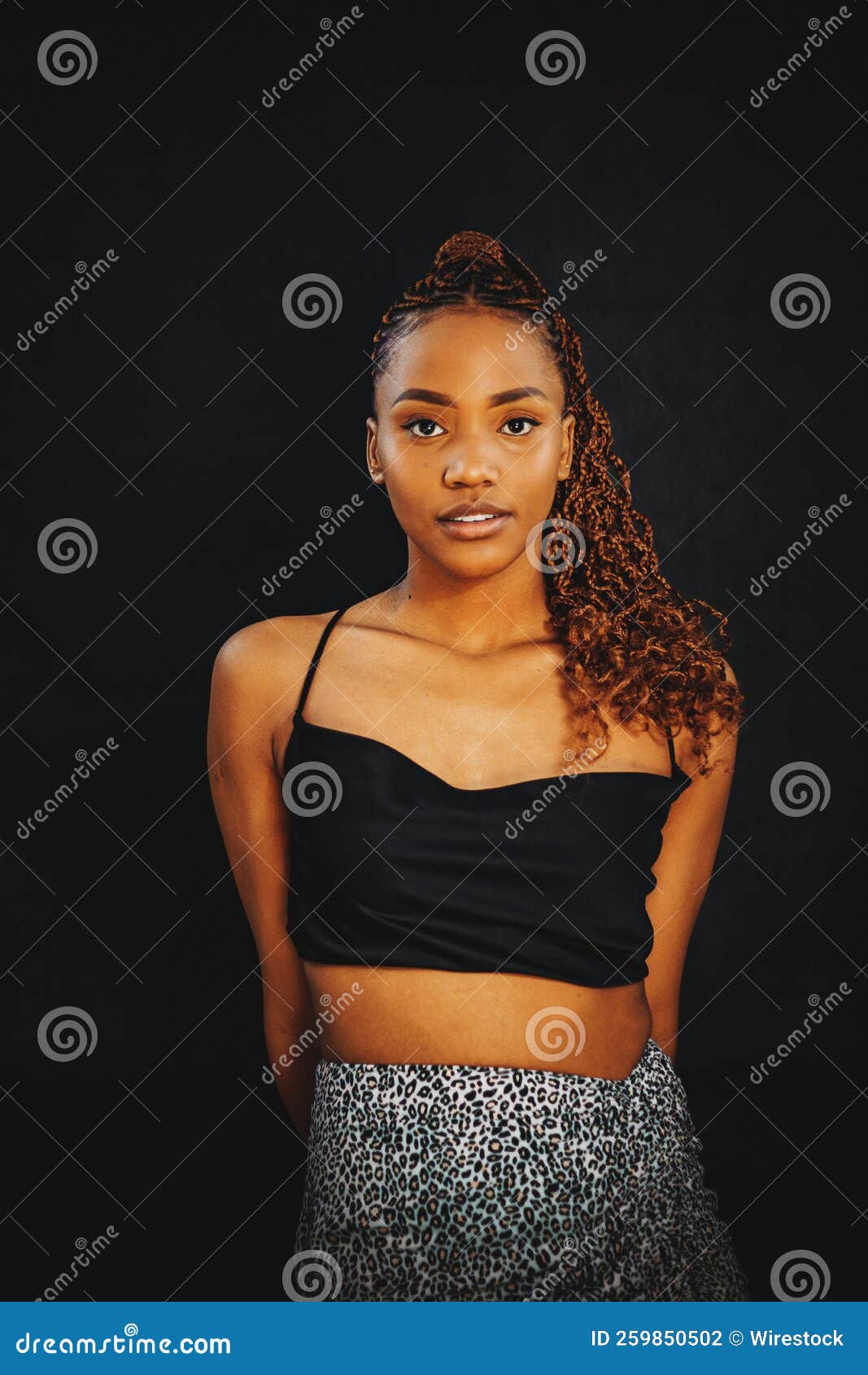 Belle Jeune Fille Sud Africaine Isolée Sur Fond Noir Photo Stock