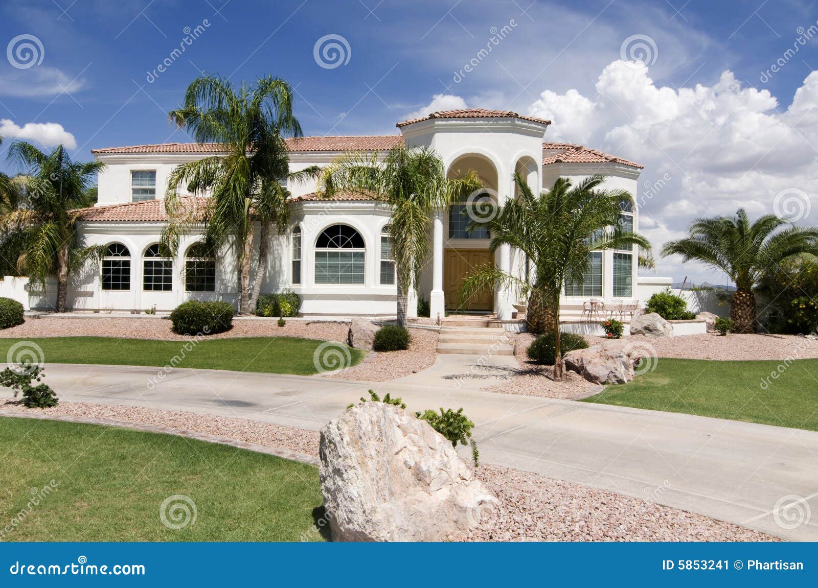 Belle maison de luxe image stock. Image du vente, vert - 5853241