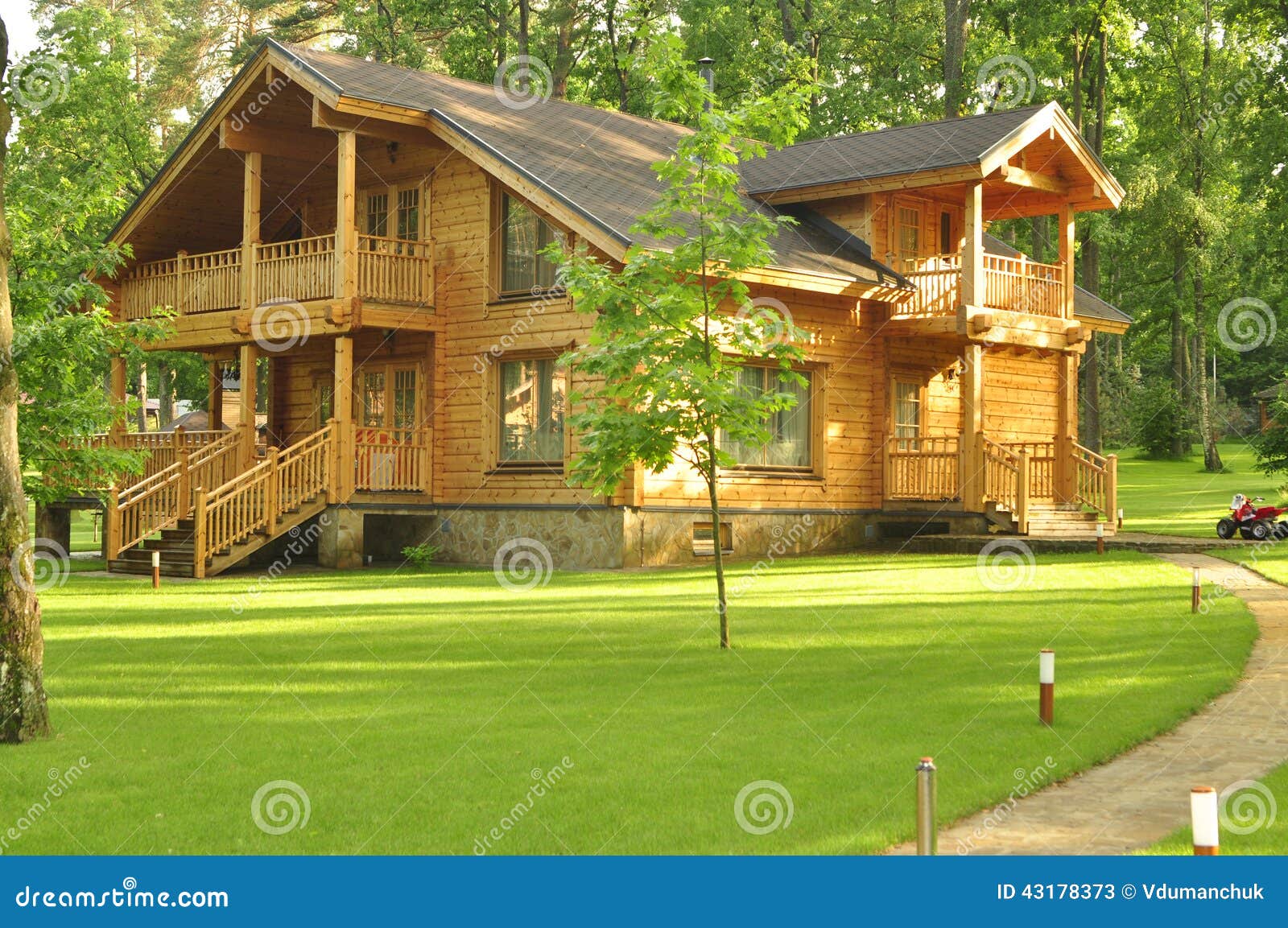 Belle Maison En Bois Dans La Forêt Image stock - Image du wallpaper ...