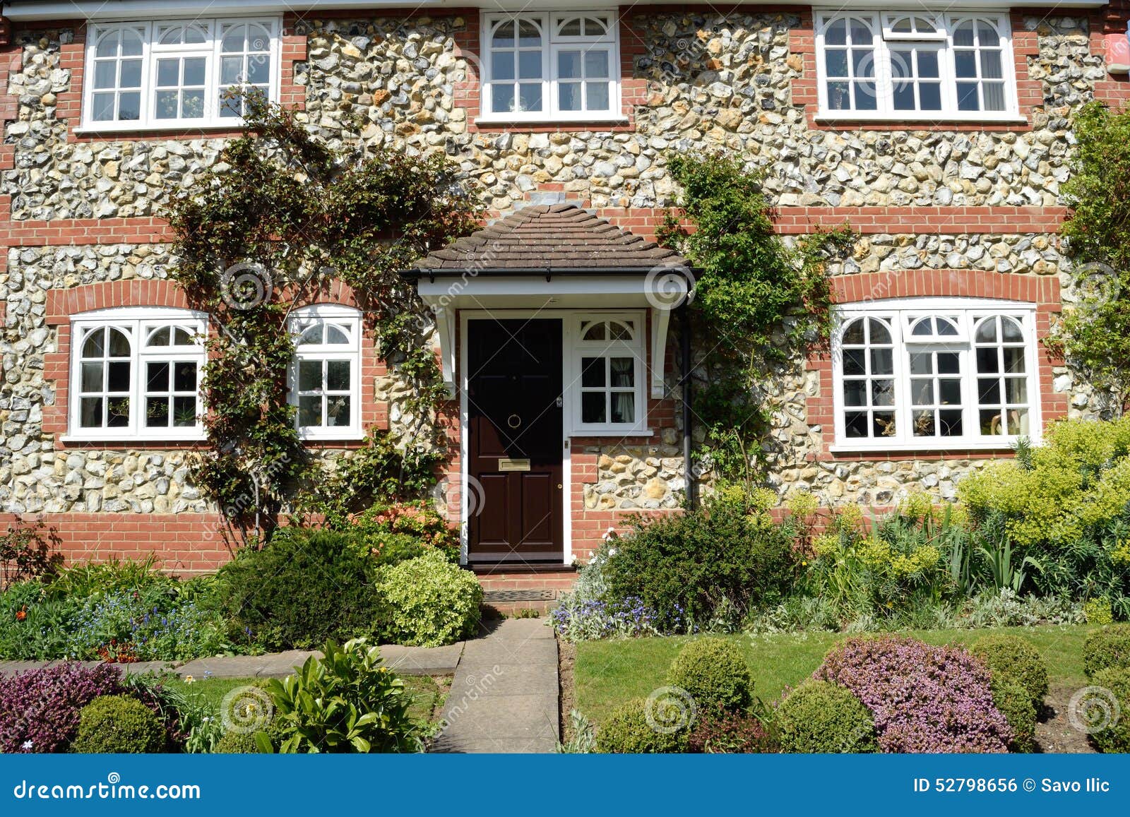 Belle maison en pierre photo stock. Image du type, jardin - 52798656