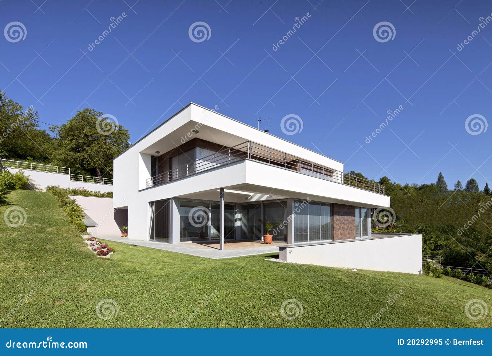 Belle maison moderne image stock. Image du panorama, balcon - 20292995