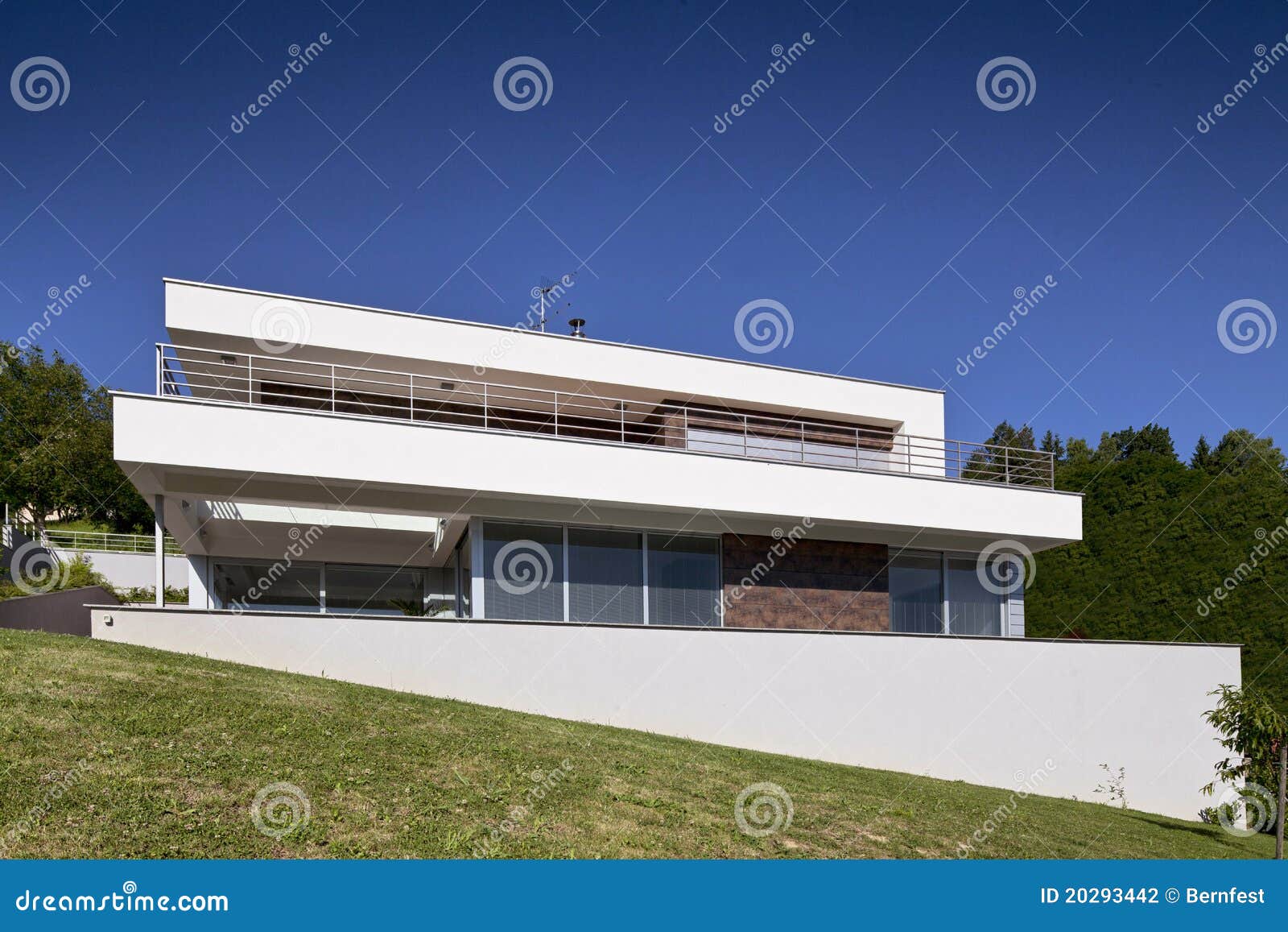 Belle maison moderne photo stock. Image du ciel, construction - 20293442