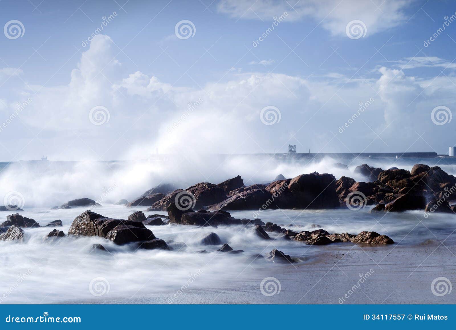 Belle mer image stock. Image du cache, rocheux, bleu - 34117557