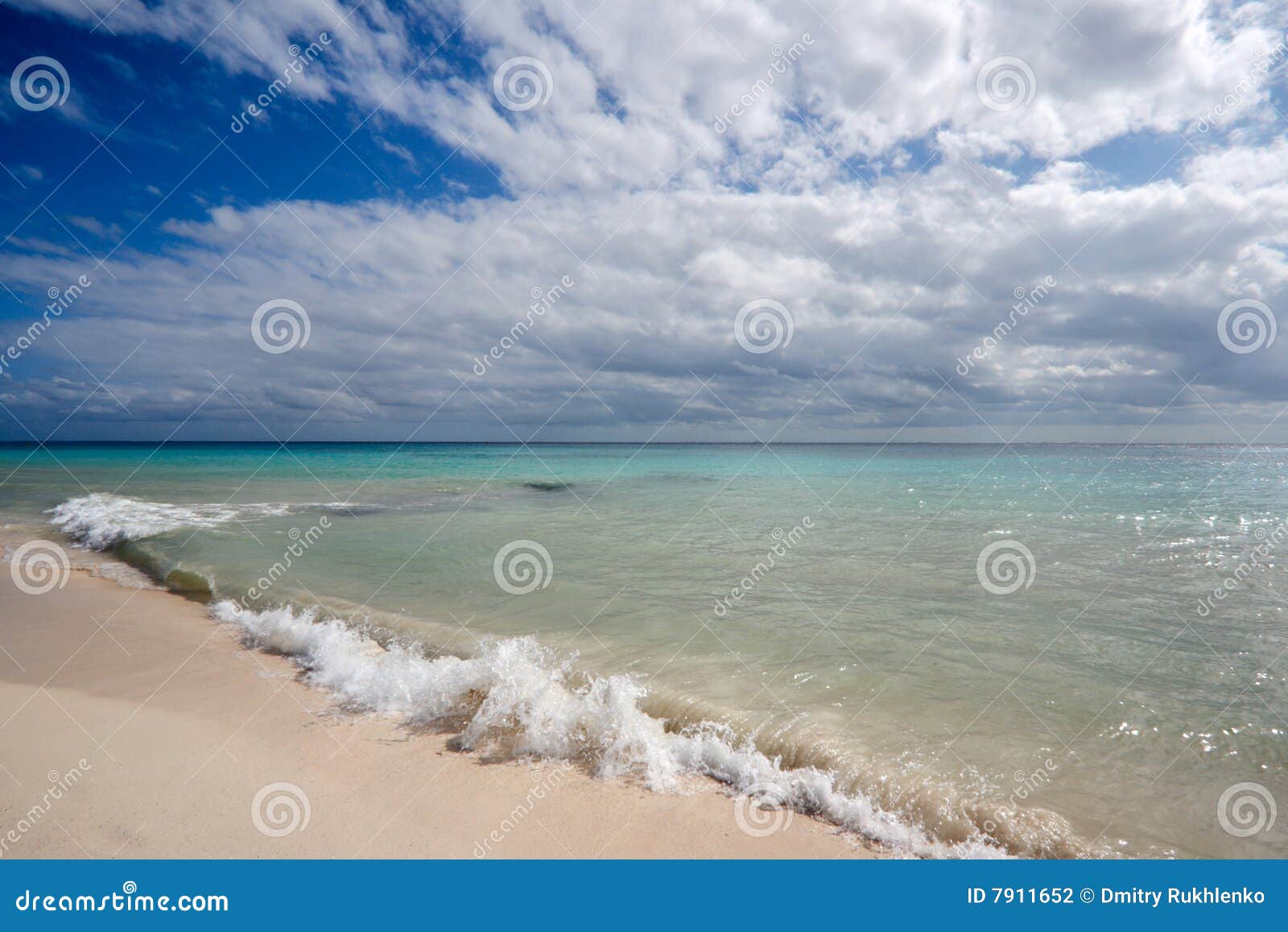 Belle mer de plage photo stock. Image du ciel, ressource - 7911652