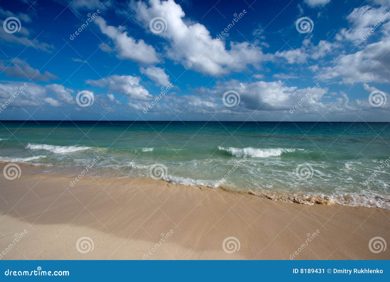 Belle mer de plage image stock. Image du ensoleillé, horizon - 8189431