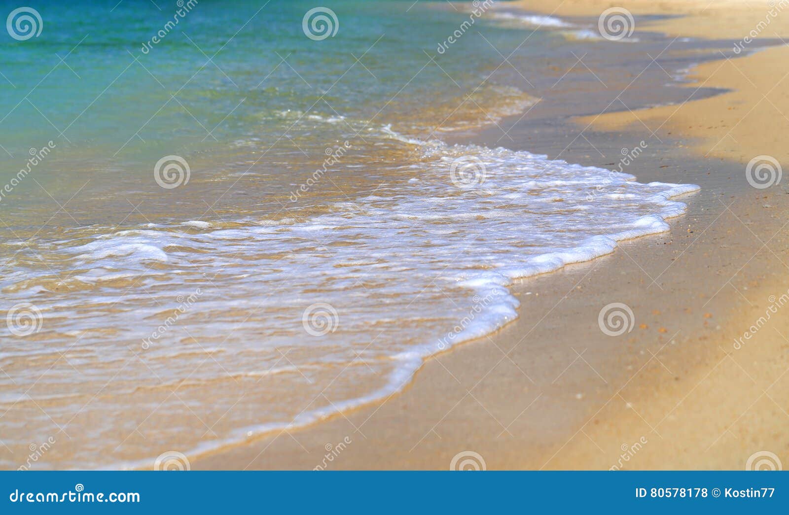 Belle Onde Su Sabbia Di Mare Fotografia Stock - Immagine di giorno ...