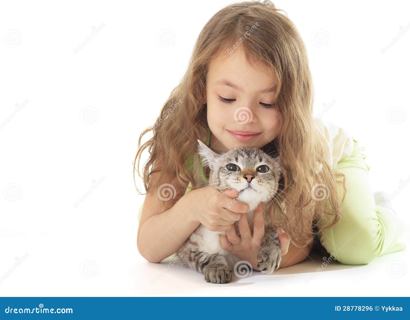 Belle Petite Fille Avec Le Chat. Photo stock - Image du verticale ...
